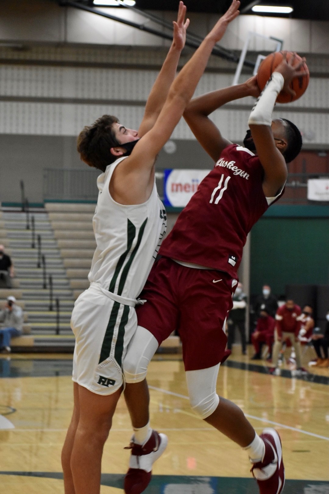 Reeths-Puffer stuns Muskegon, 81-79, in double-overtime boys basketball ...