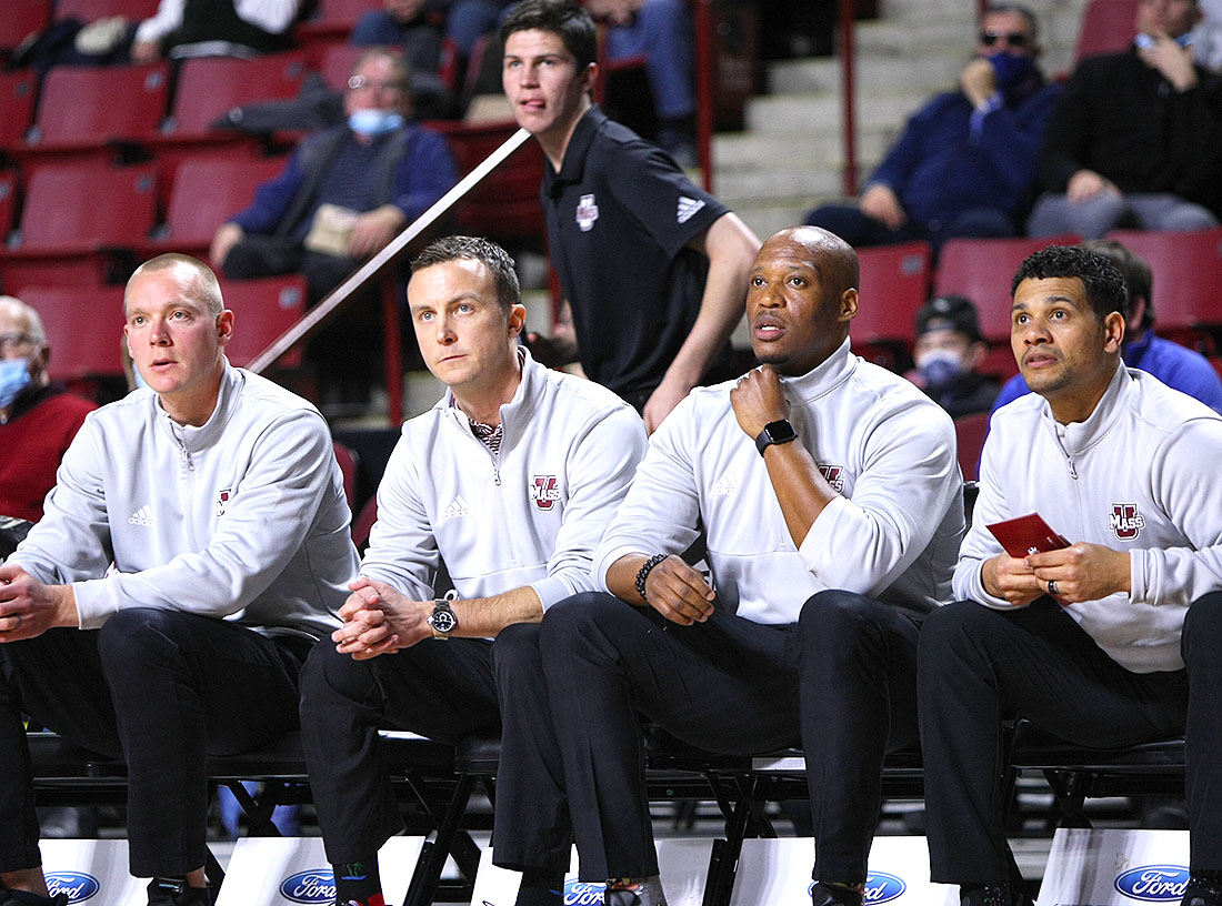 UMass Men's Basketball vs Fairfield 12/19/21 - masslive.com