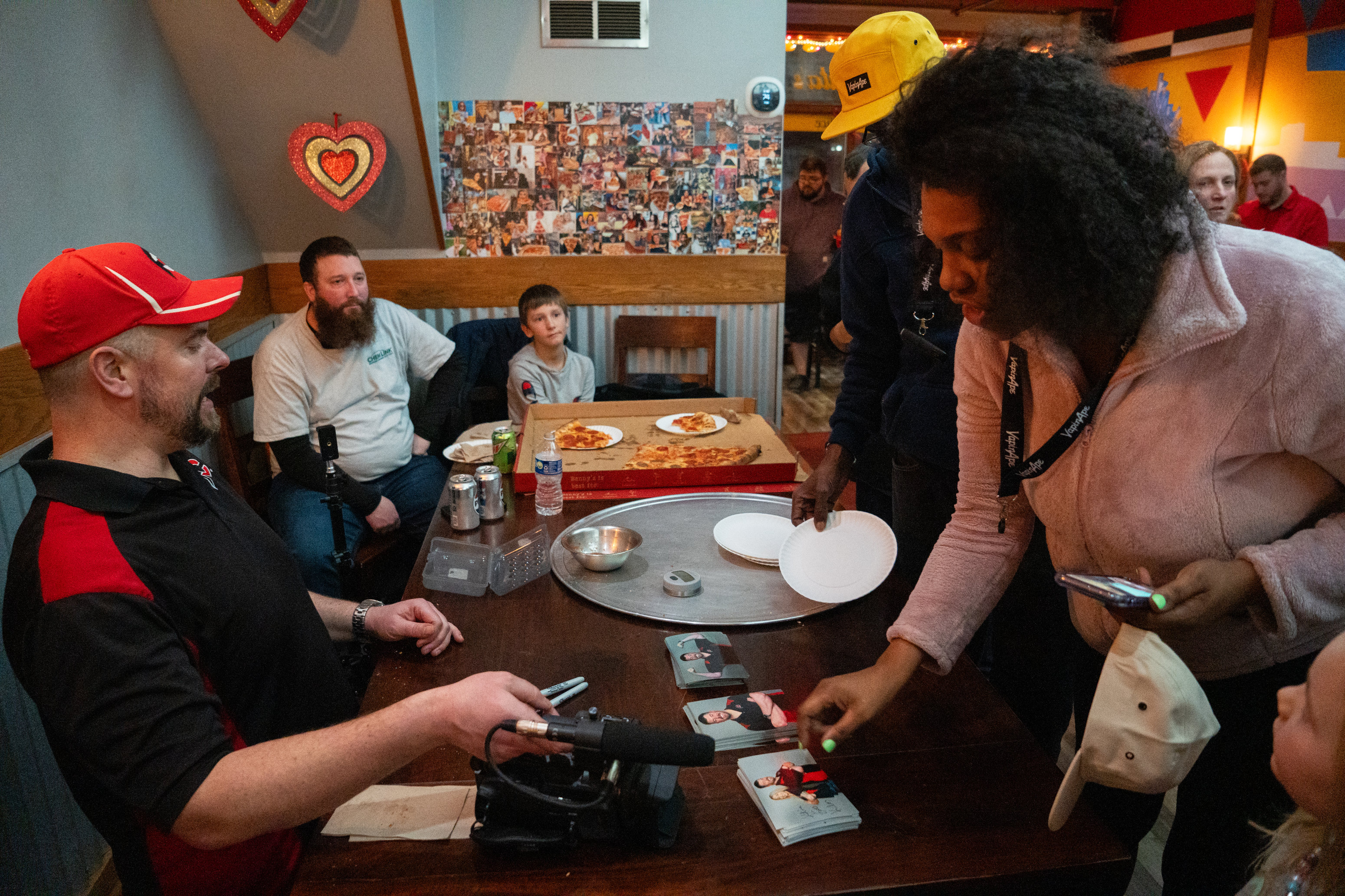 YouTube sensation Randy Santel takes on a 28 inch pizza alone at Benny ...