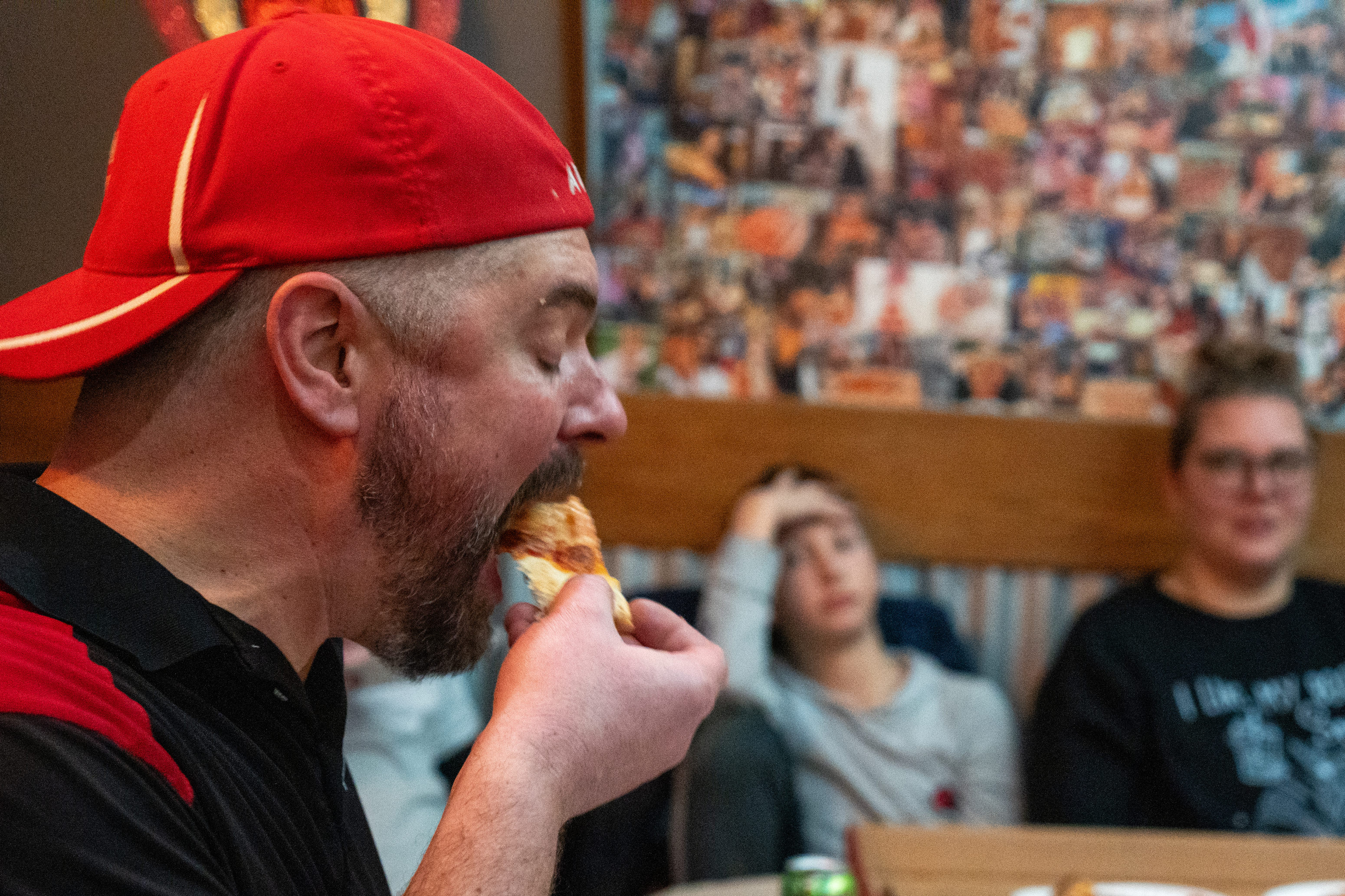 YouTube sensation Randy Santel takes on a 28 inch pizza alone at Benny ...