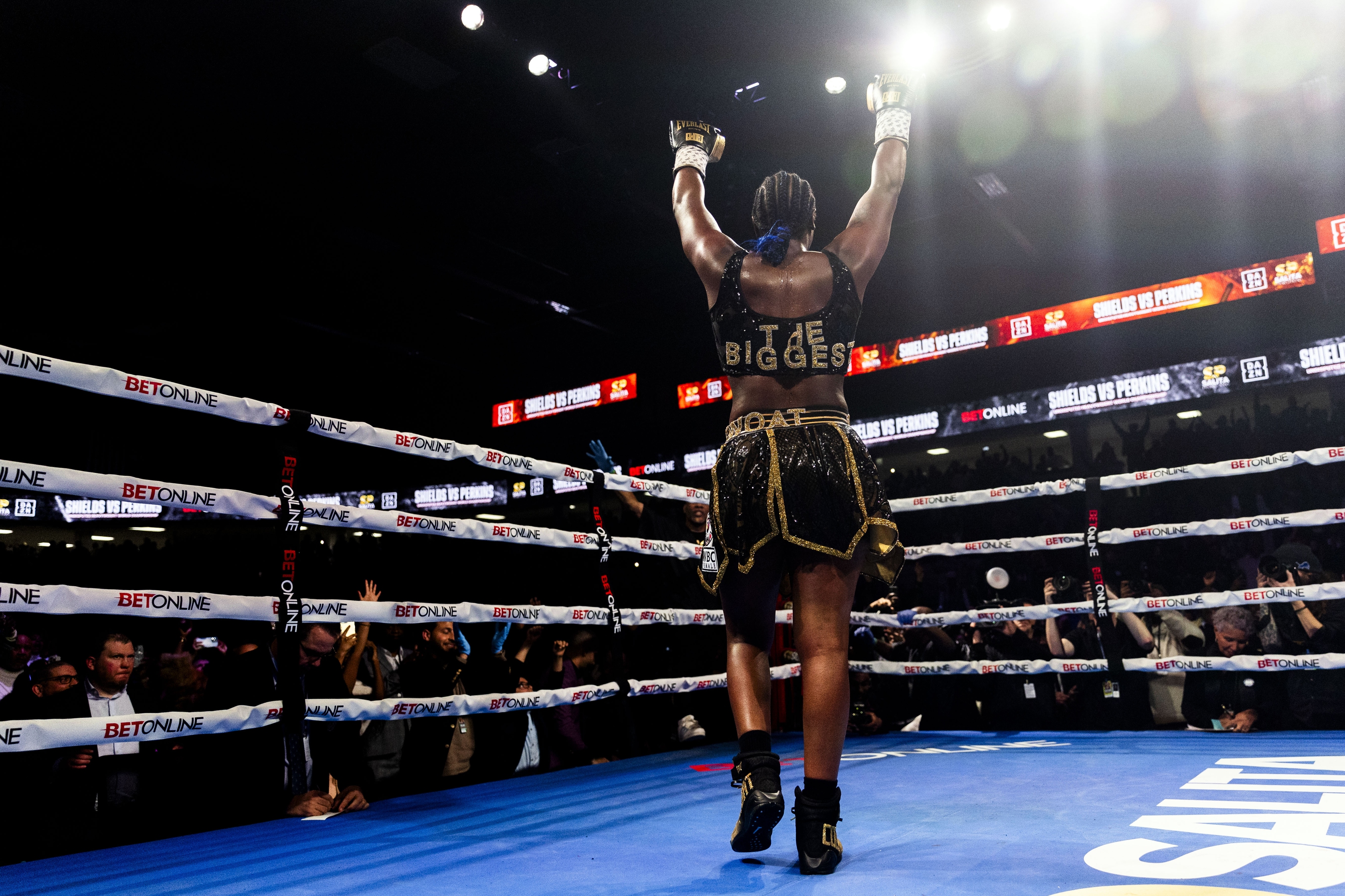 Claressa Shields drops Perkins, becomes undisputed heavyweight champ ...