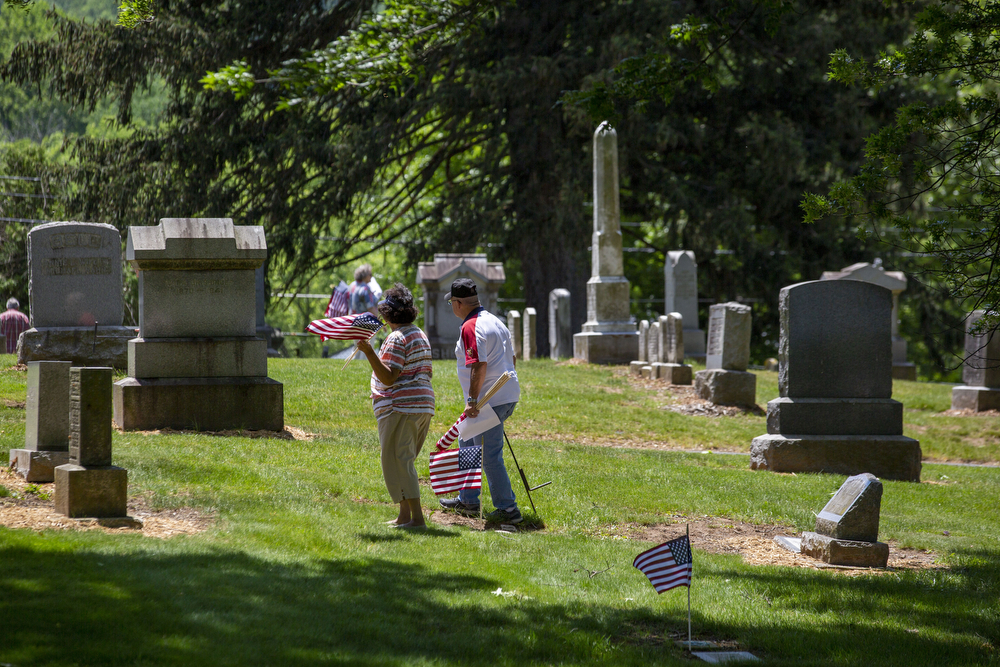 Volunteers put 500 U.S. flags on veteran grave at Mt. Olivet Cemetery ...