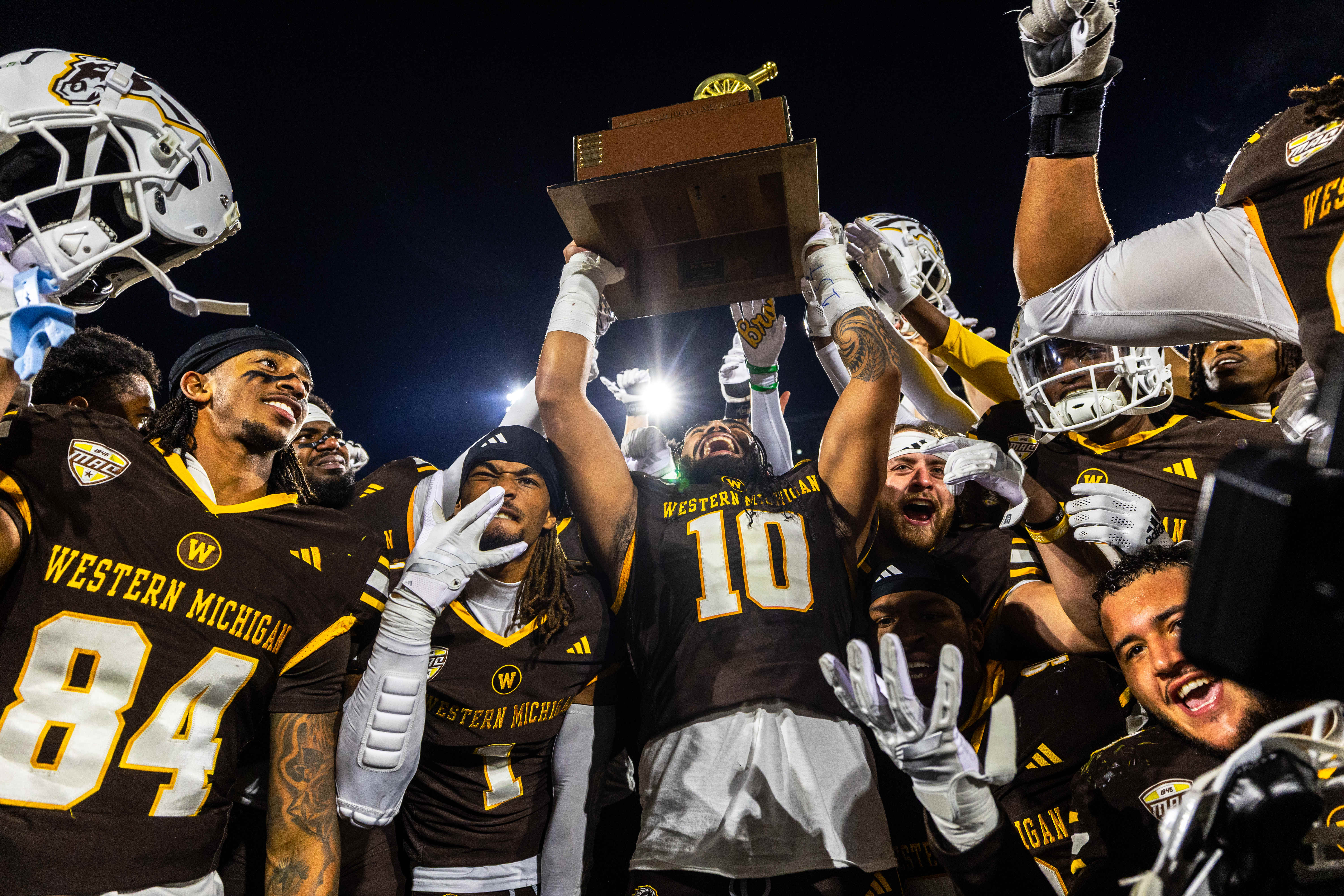 Western Michigan hosts Central Michigan in rivalry football game ...