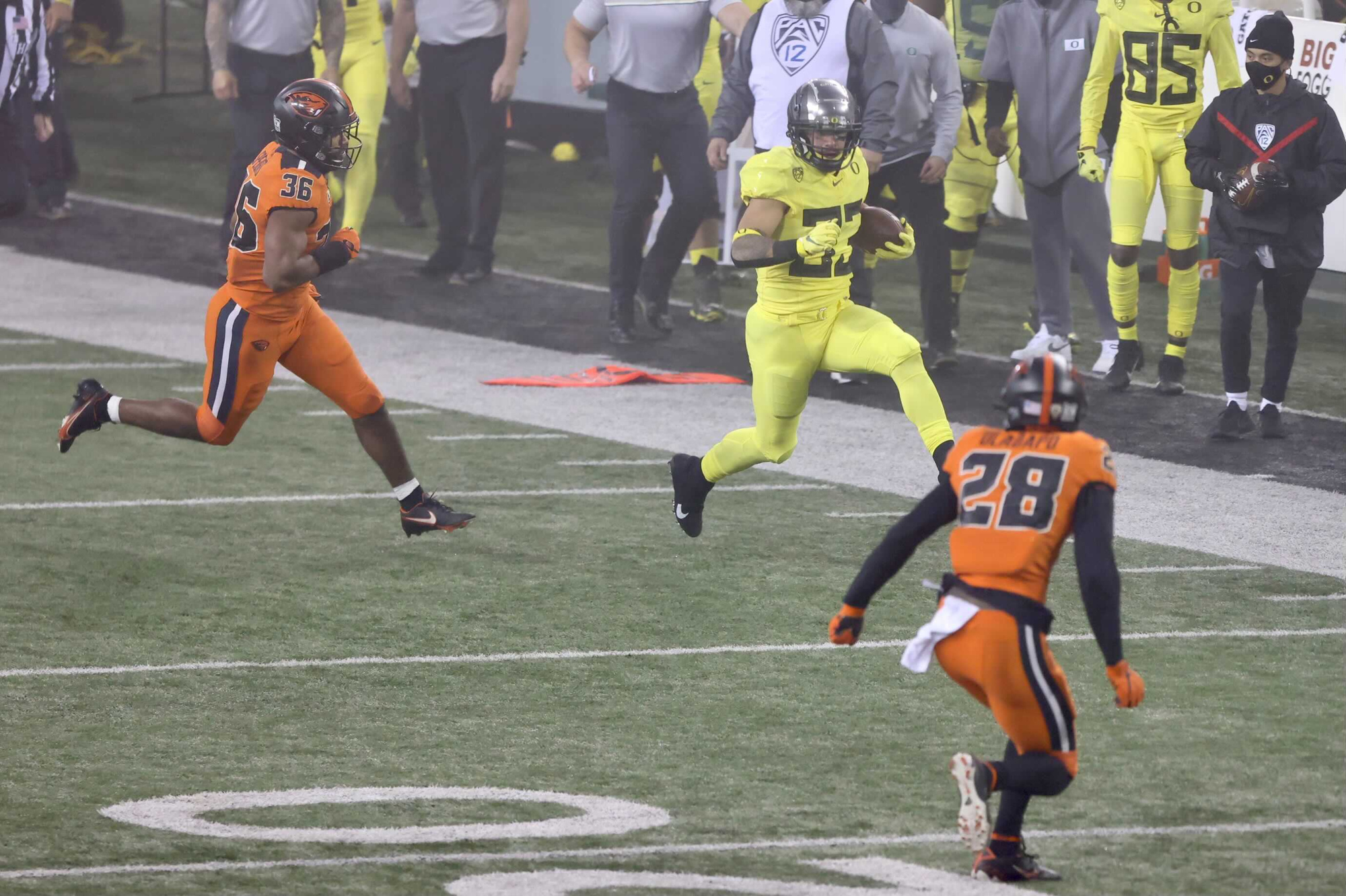 Oregon Ducks vs. Oregon State Beavers football: Nov. 27, 2020 ...