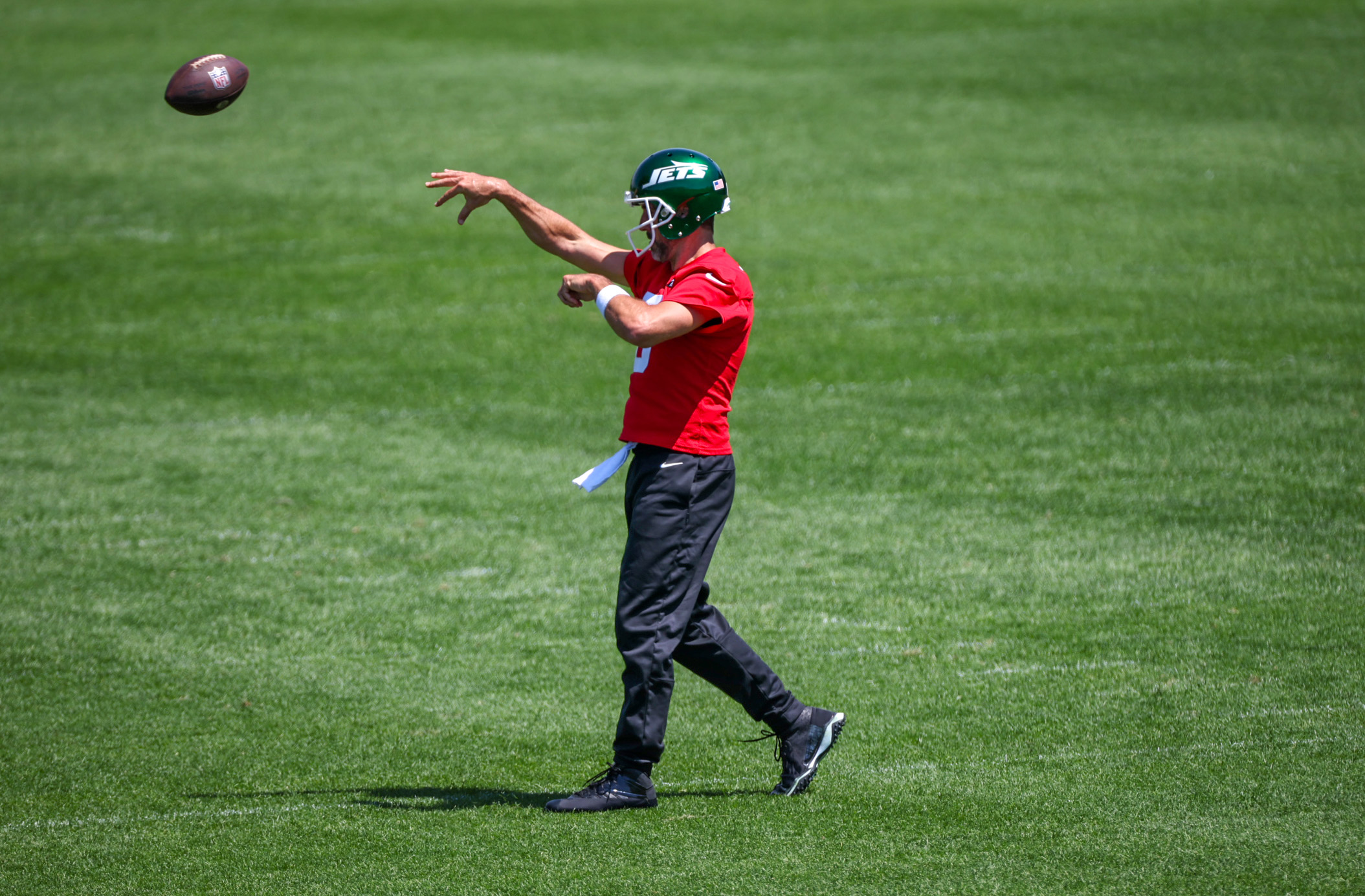 Quarterback Aaron Rodgers practices at New York Jets OTAs - nj.com
