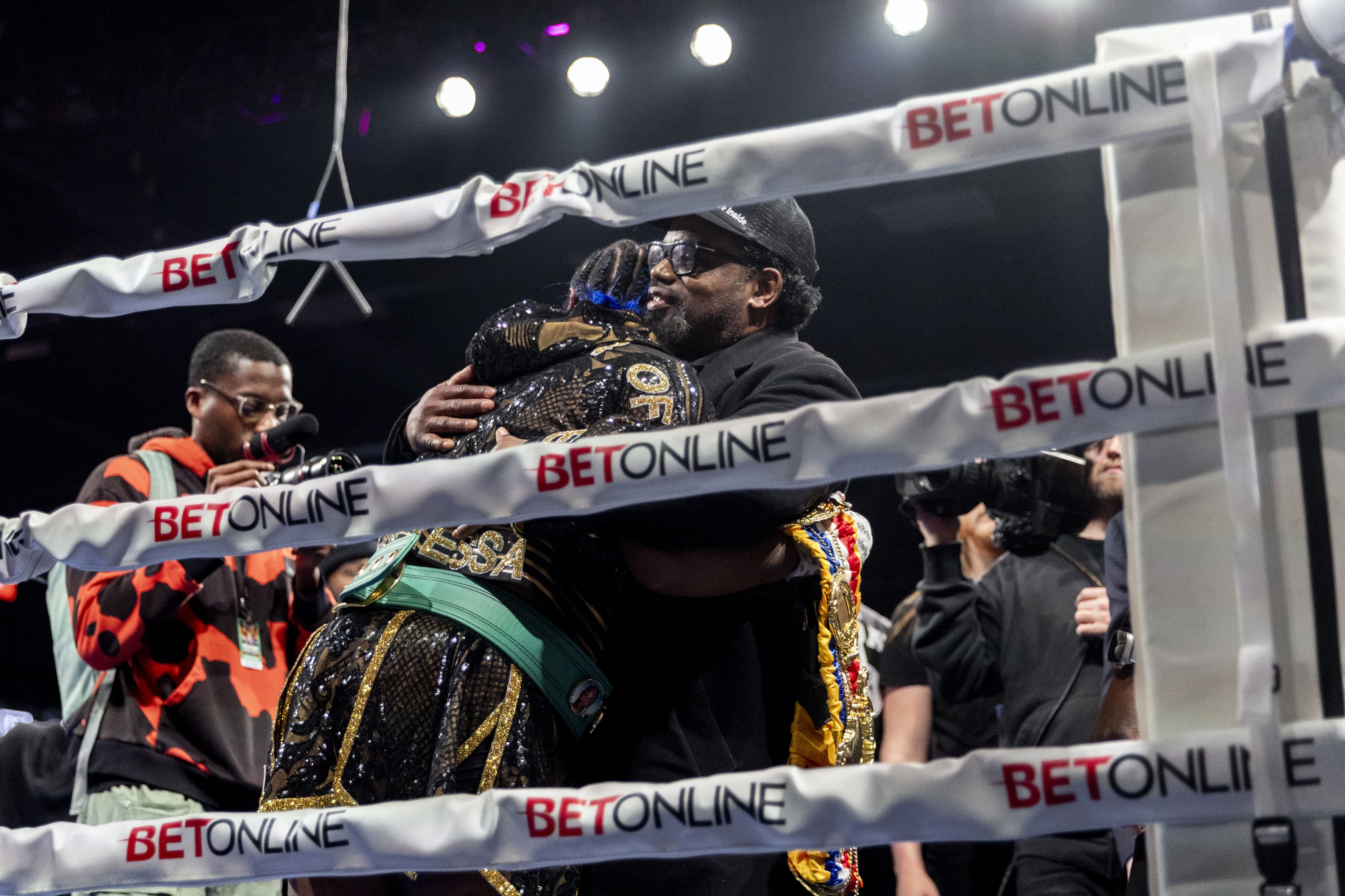 Claressa Shields drops Perkins, becomes undisputed heavyweight champ ...