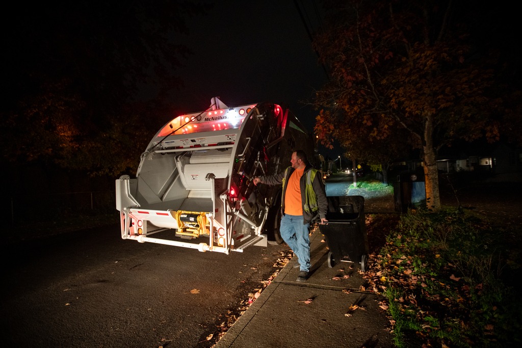 COR City of Roses Disposal and Recycling electric dump truck ...