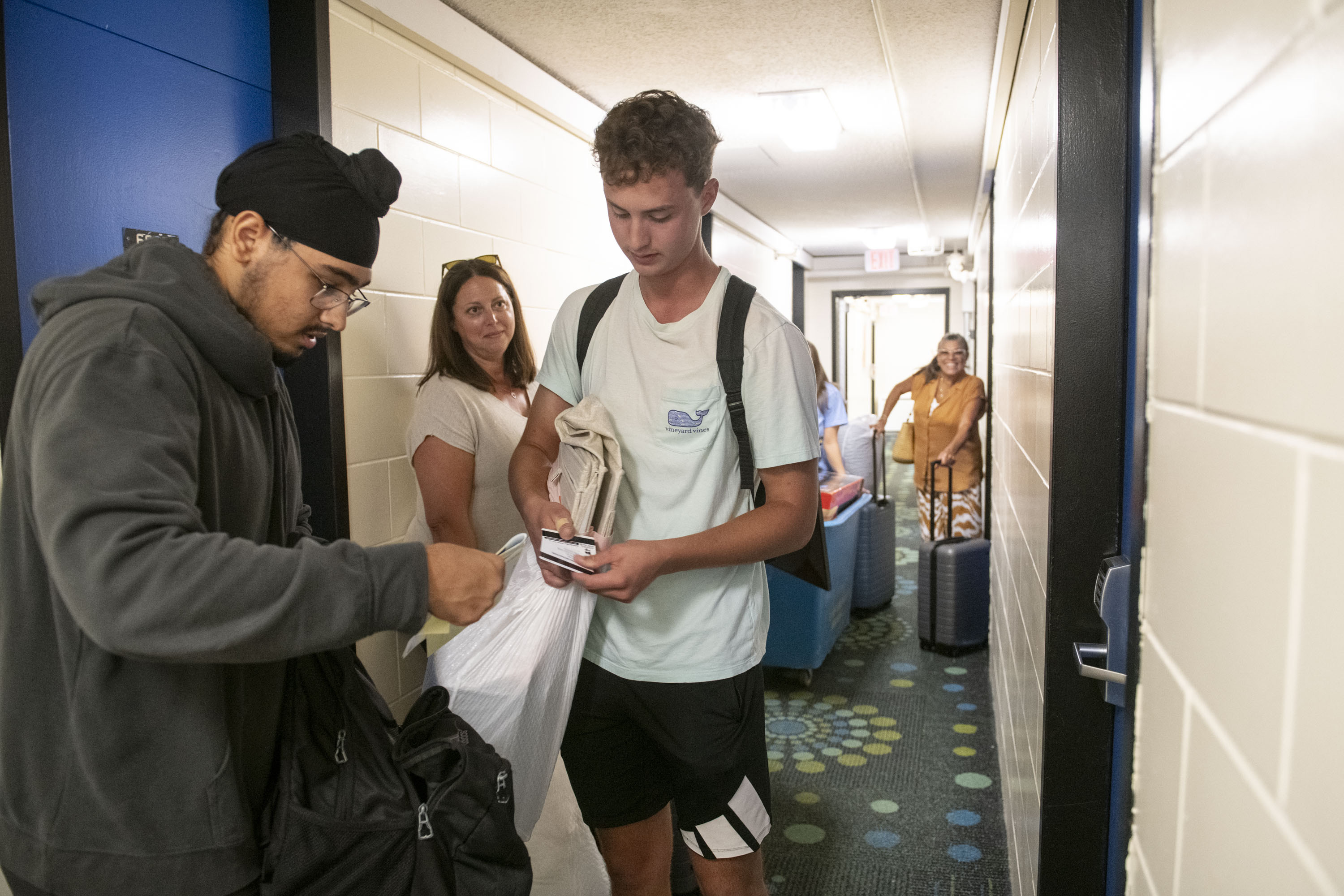 UM Move in Day 2023 - Students move in to Bursley Hall on North Campus ...