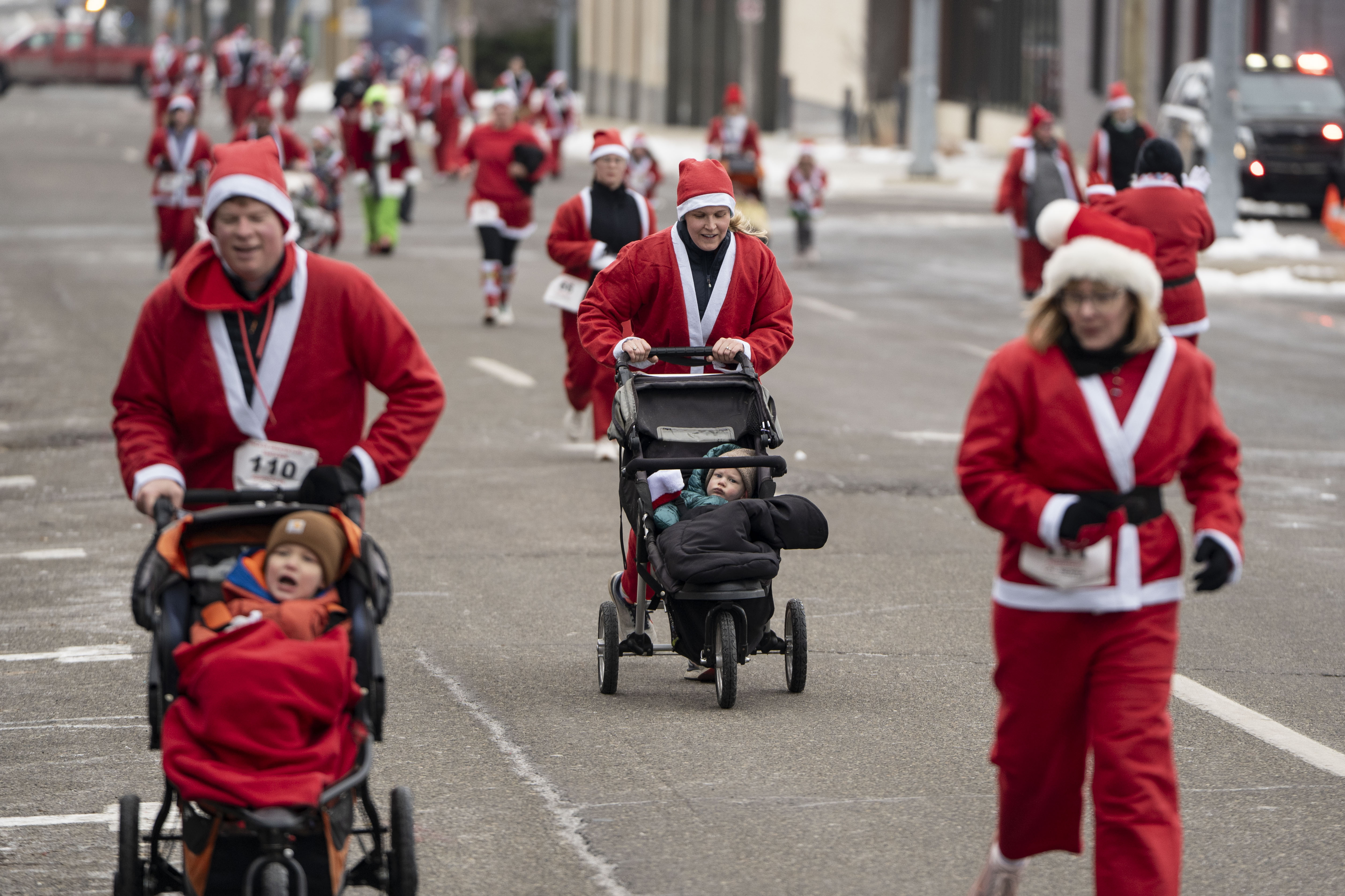 Hundreds put on their red suits for the YMCA Santa Run - mlive.com