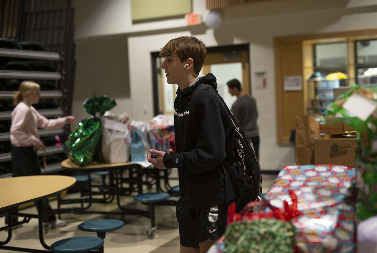Napoleon High School students make deliveries for annual Christmas ...