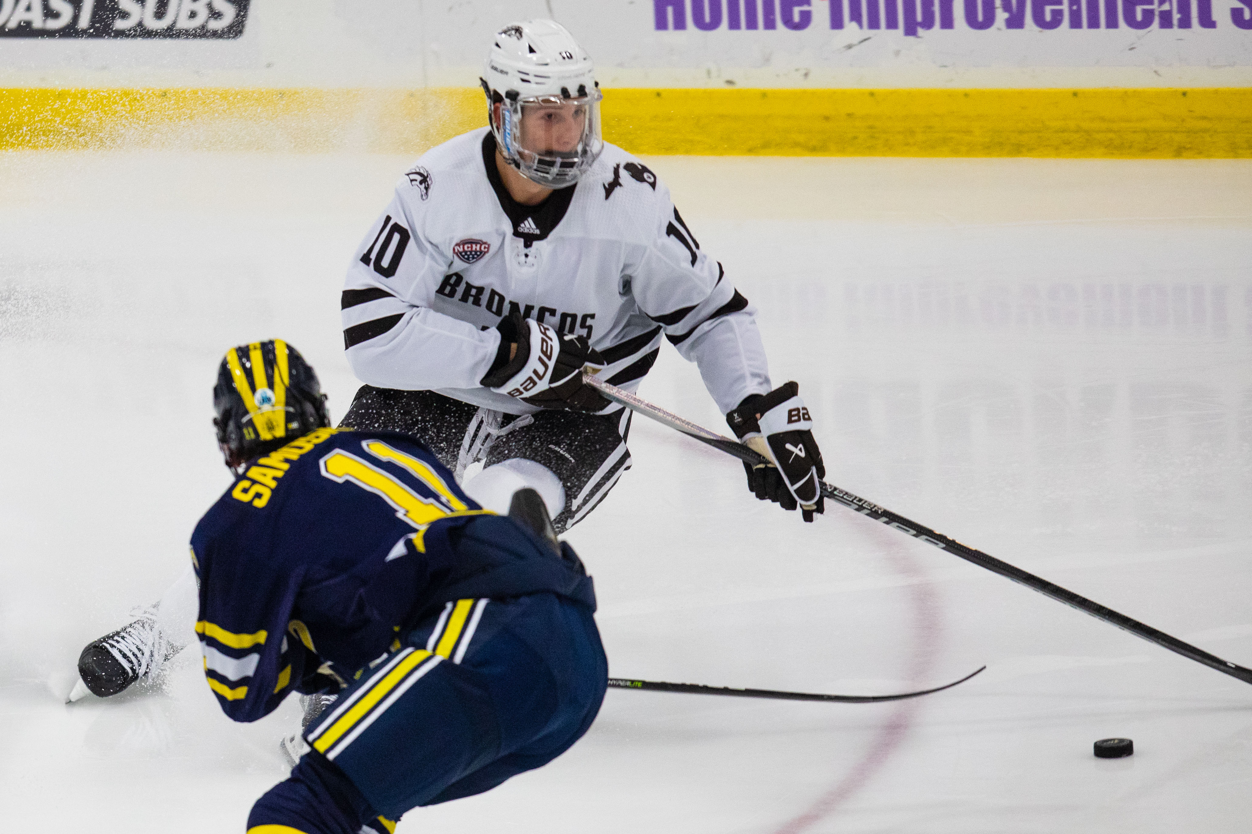 Western Michigan Broncos face off against Michigan Wolverines in hockey ...