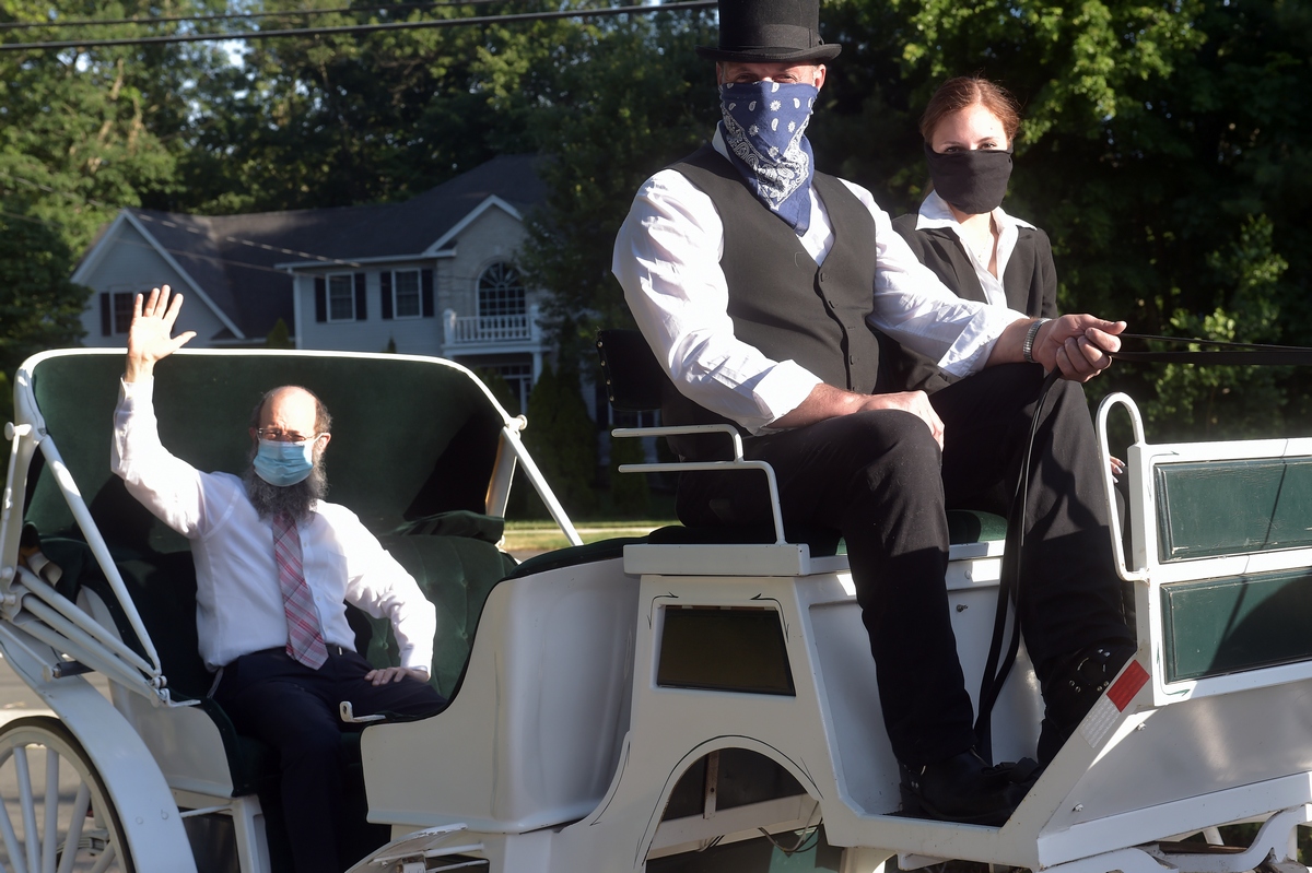 Graduates from the Lubavitcher Yeshiva Academy ride in style to ...