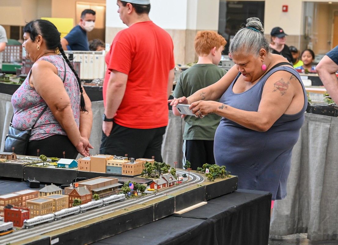 Model railroading draws young train enthusiasts to Union Station ...