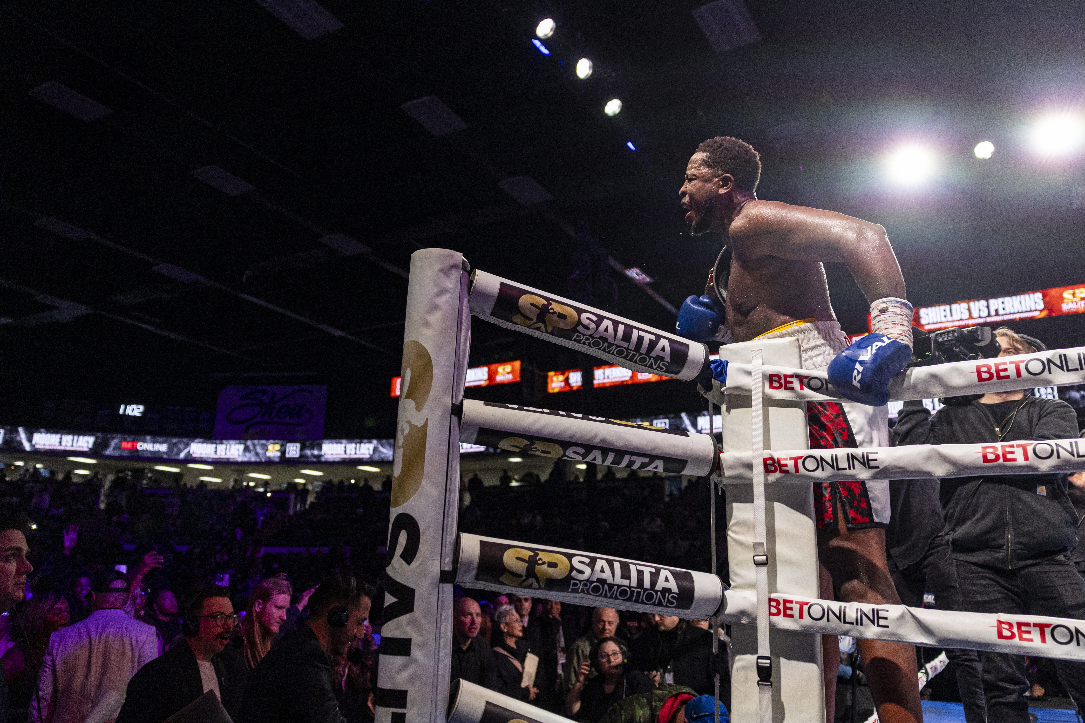 Boxers fly out of the ring and into crowd in WWE style at Michigan bout ...