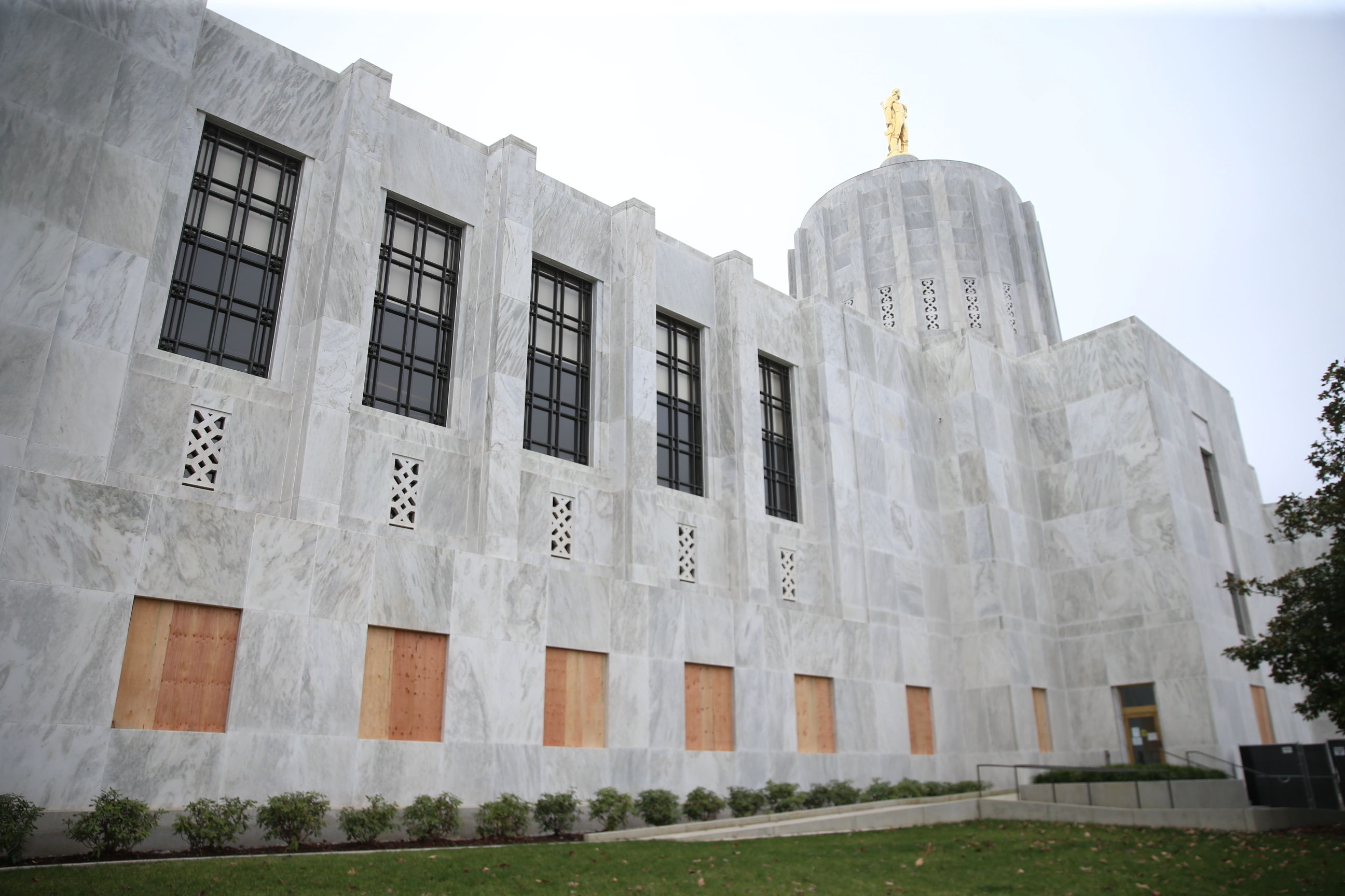 Armed demonstrators gather outside Oregon Capitol - oregonlive.com