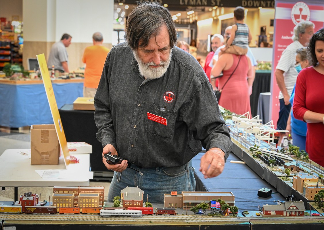 Model railroading draws young train enthusiasts to Union Station ...