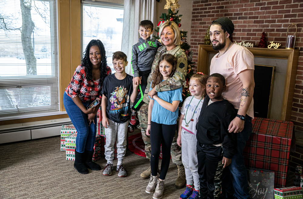Army mom returns early from deployment surprising kids at school ...