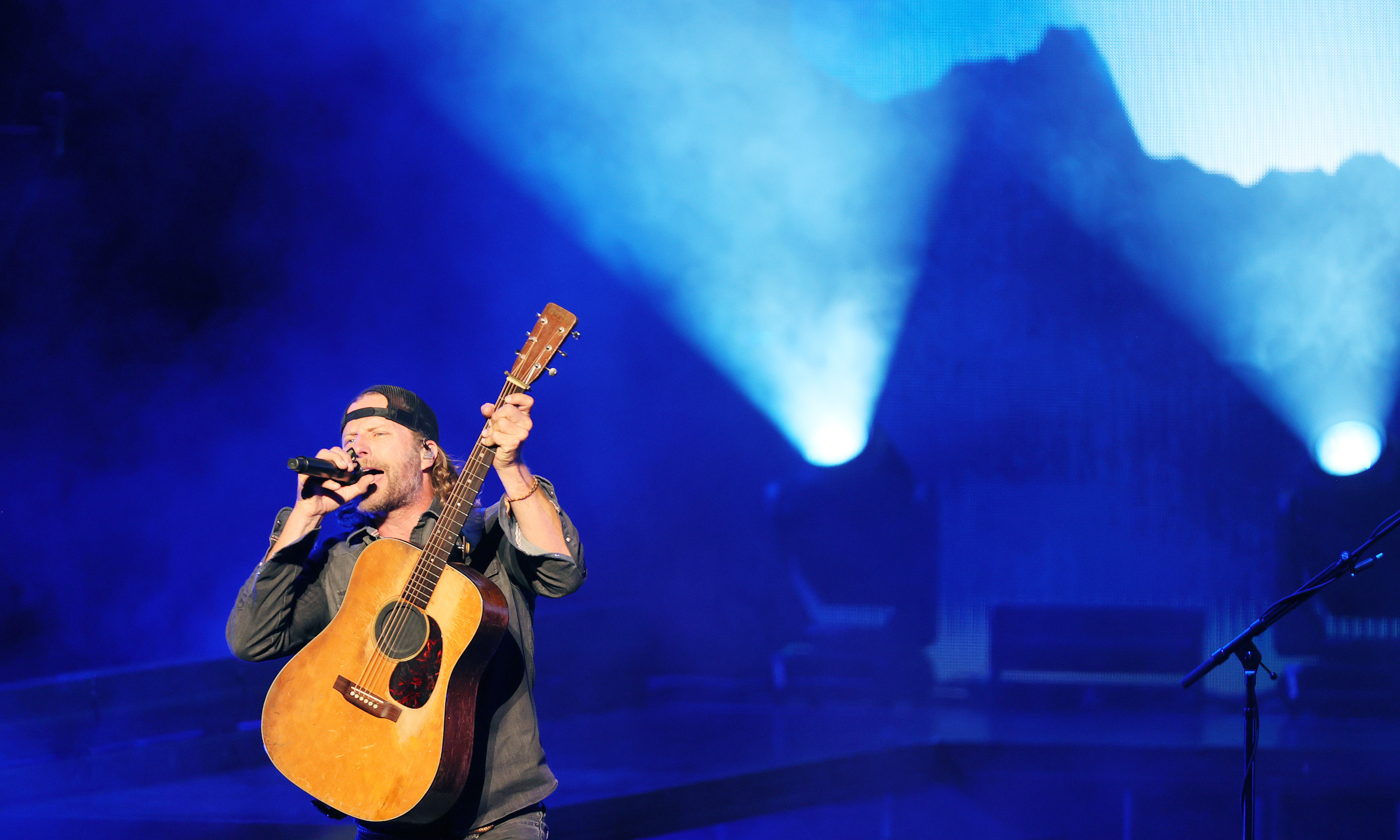 Country music singer Dierks Bentley stops at Blossom Music Center ...