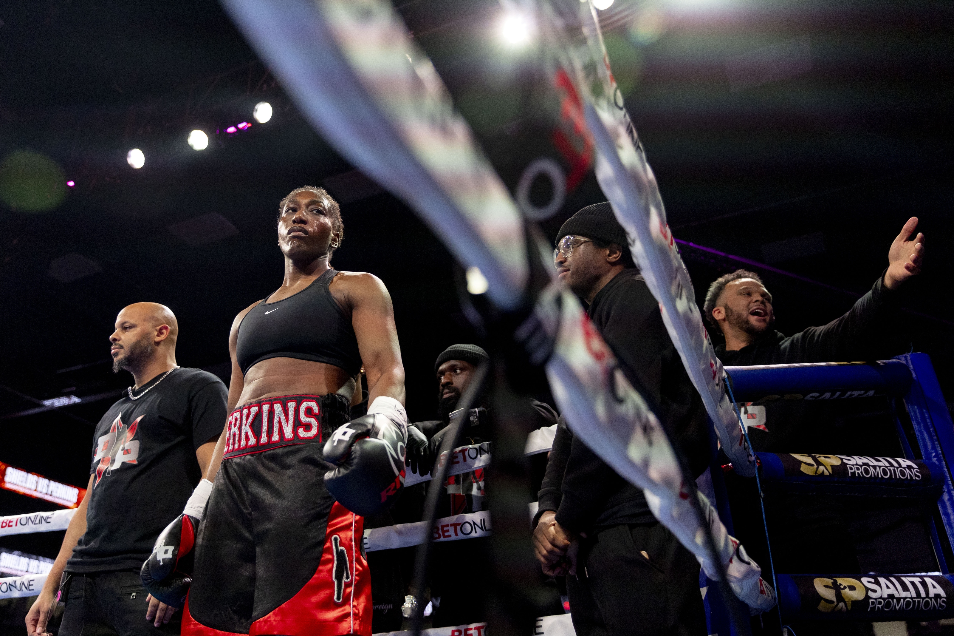 Claressa Shields drops Perkins, becomes undisputed heavyweight champ ...