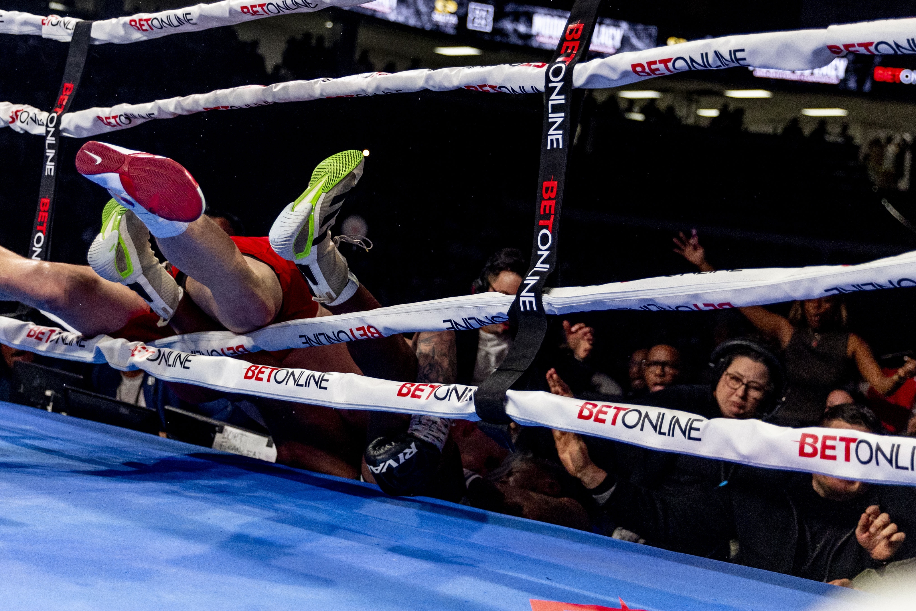 Boxers fly out of the ring and into crowd in WWE style at Michigan bout ...