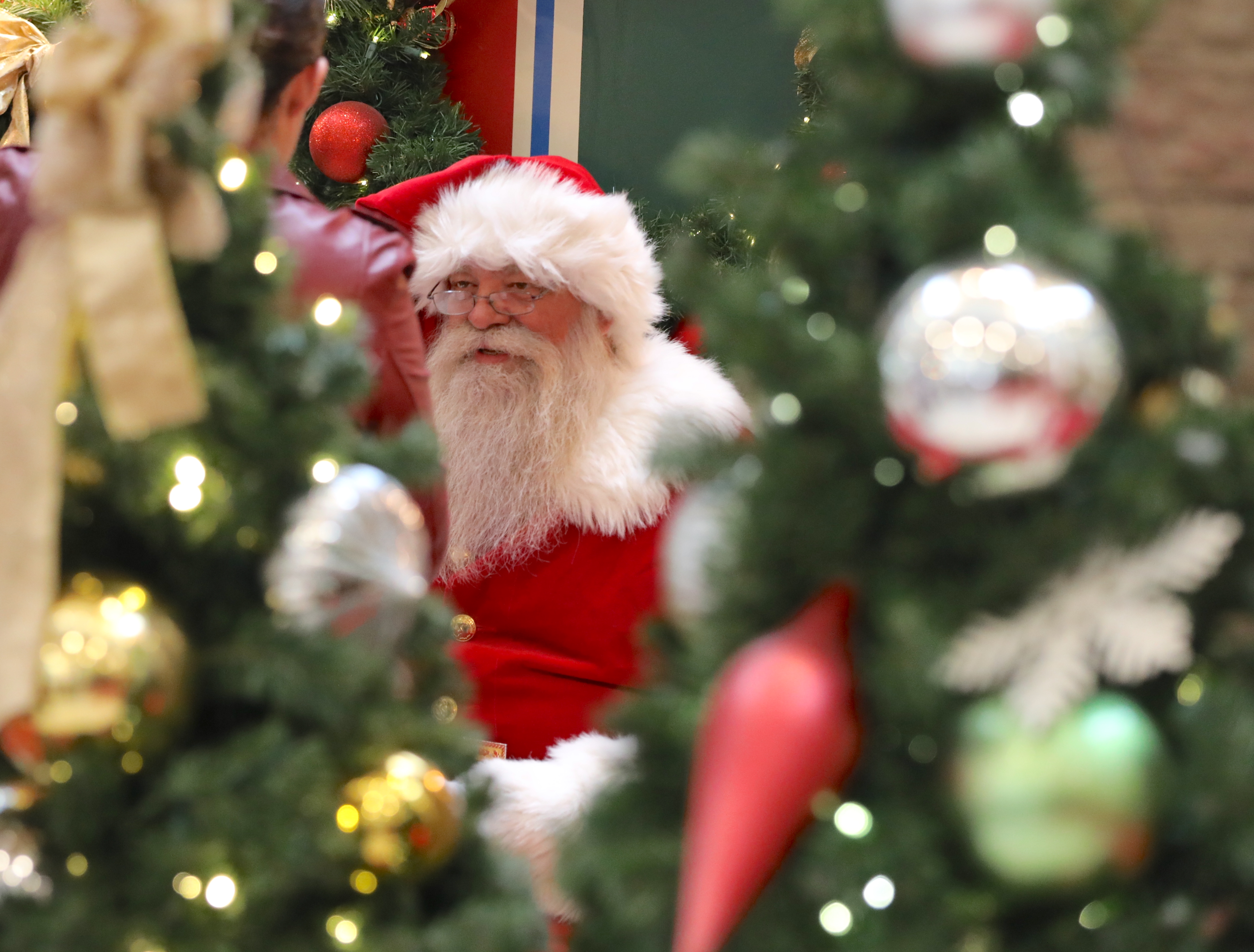 Santa arrives at the Staten Island Mall - silive.com