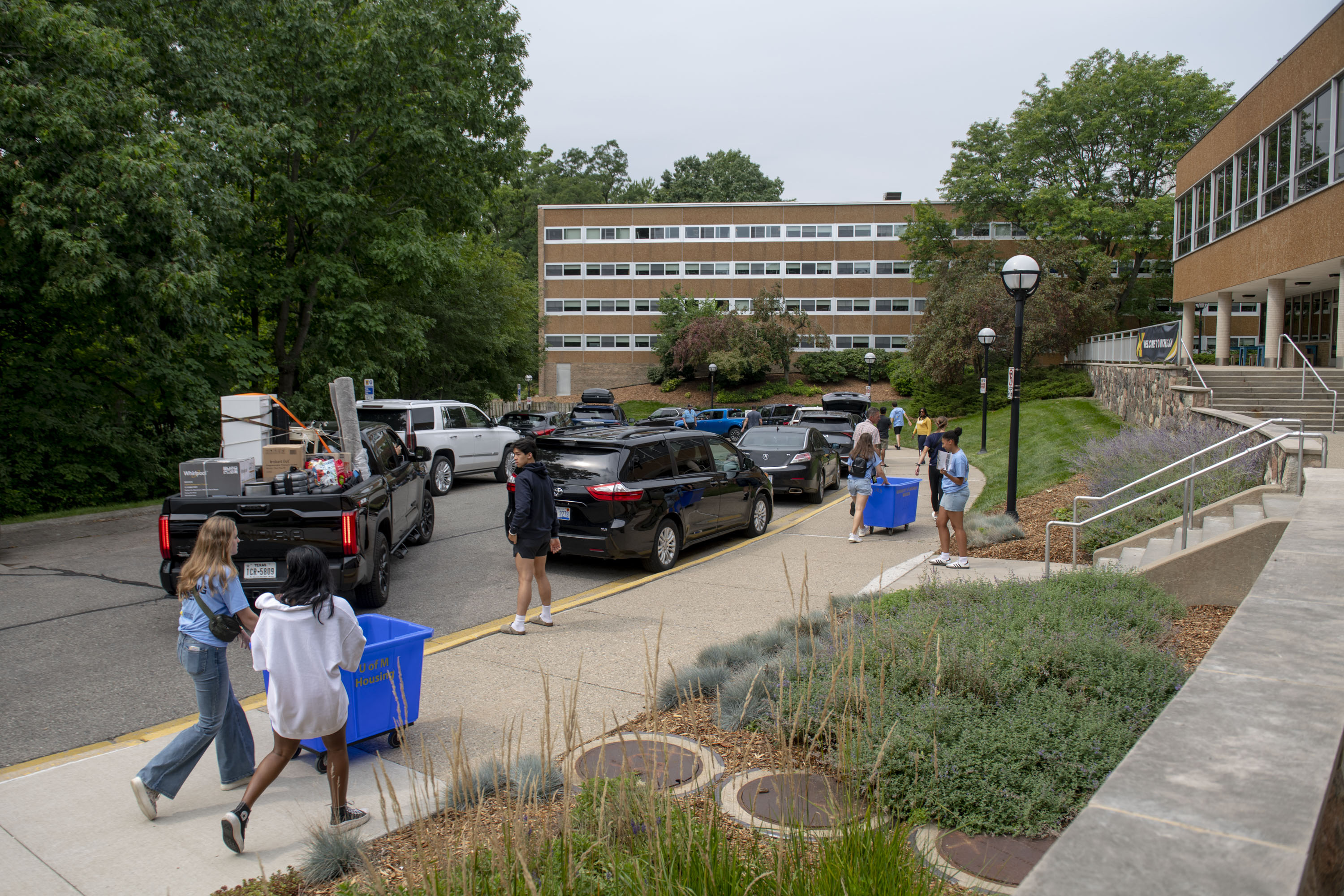 UM Move in Day 2023 - Students move in to Bursley Hall on North Campus ...