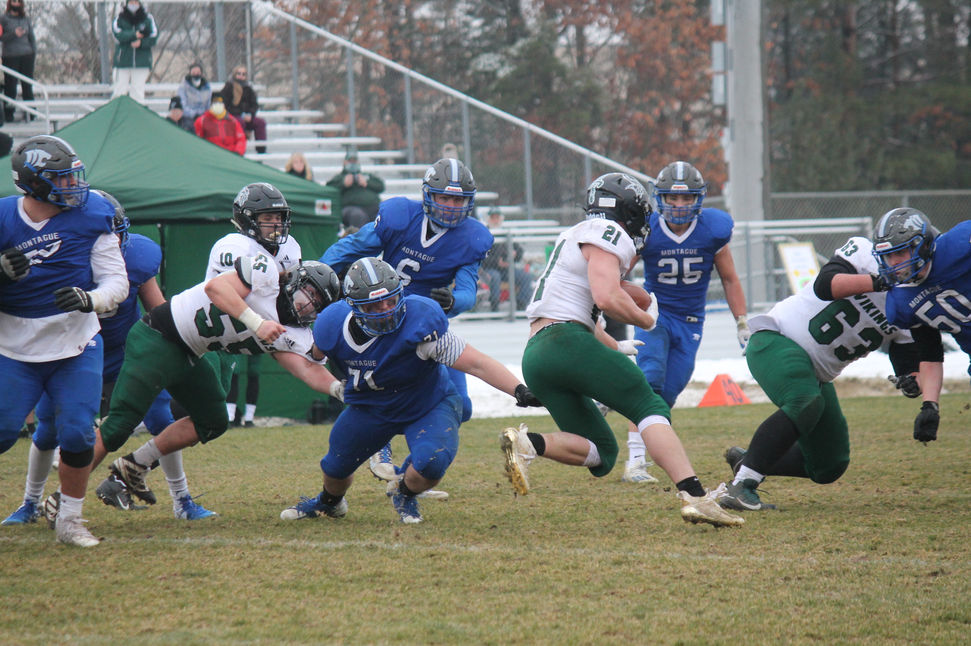 No. 1 Montague faces Grayling in Division 6 football semifinal - mlive.com