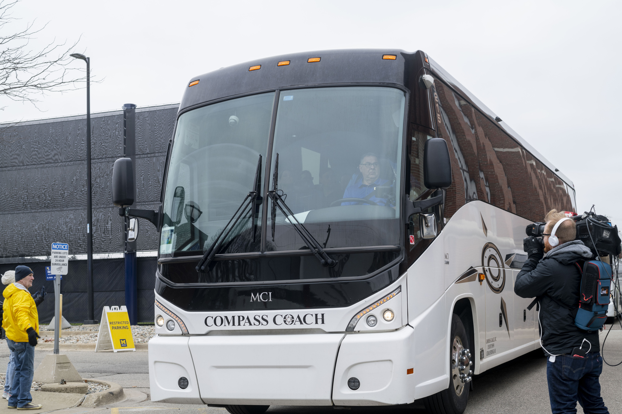 Michigan football players depart Ann Arbor bound for national ...
