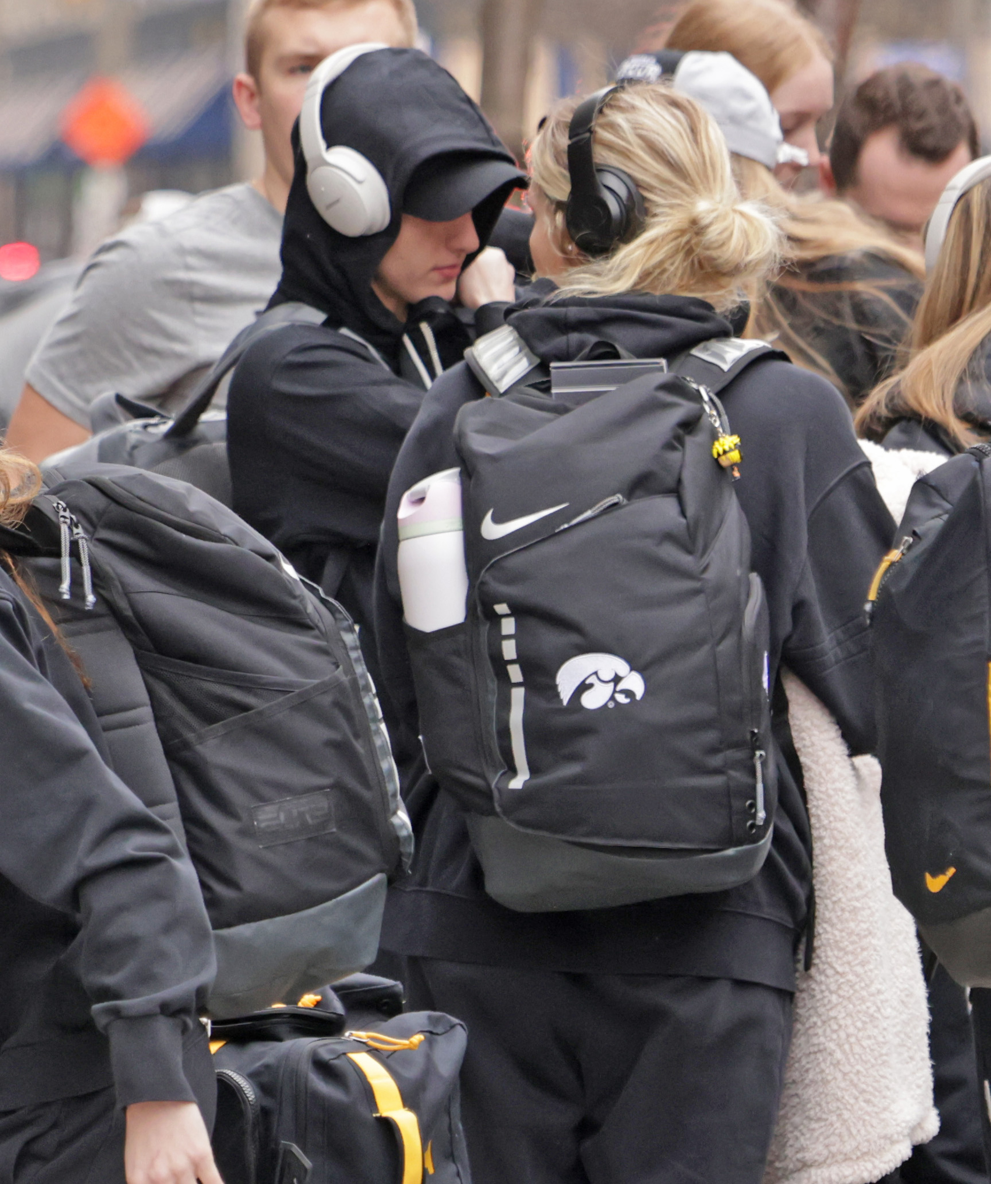 Iowa Hawkeyes women's team arrives in Cleveland - cleveland.com