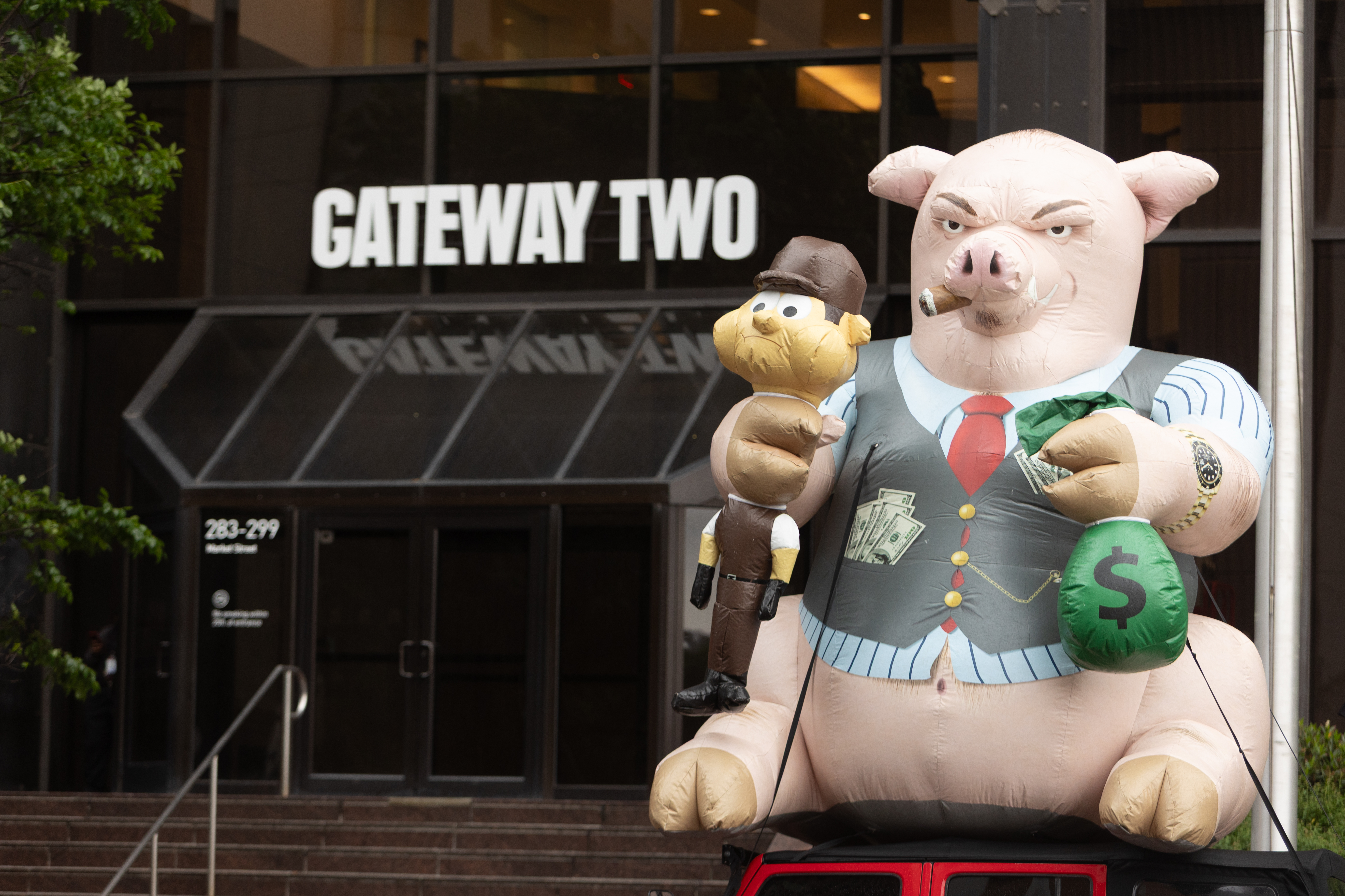 Members of the engineers union protest outside NJ Transit headquarters ...