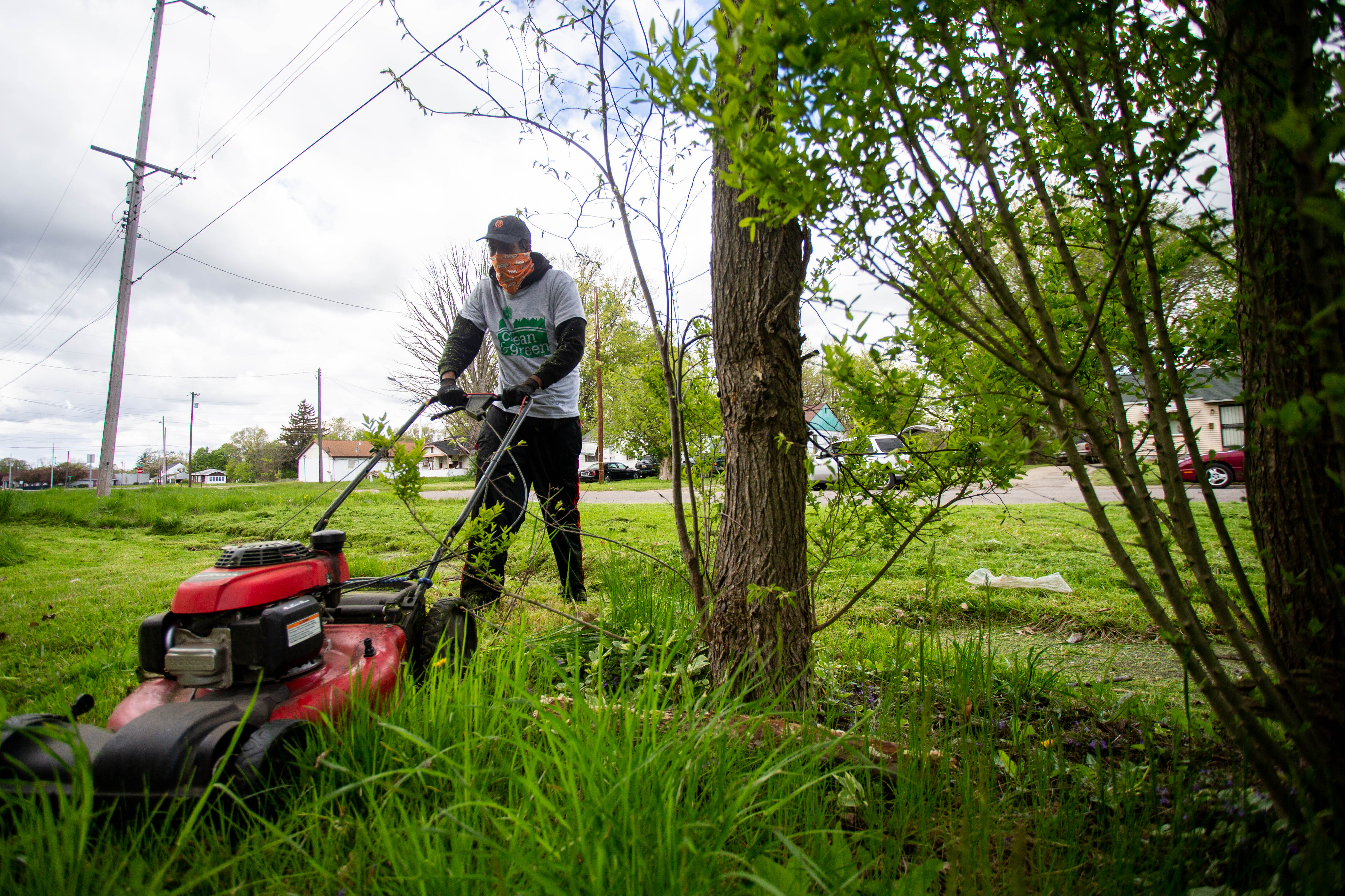 Clean and Green Program works to clean up areas around Flint - mlive.com