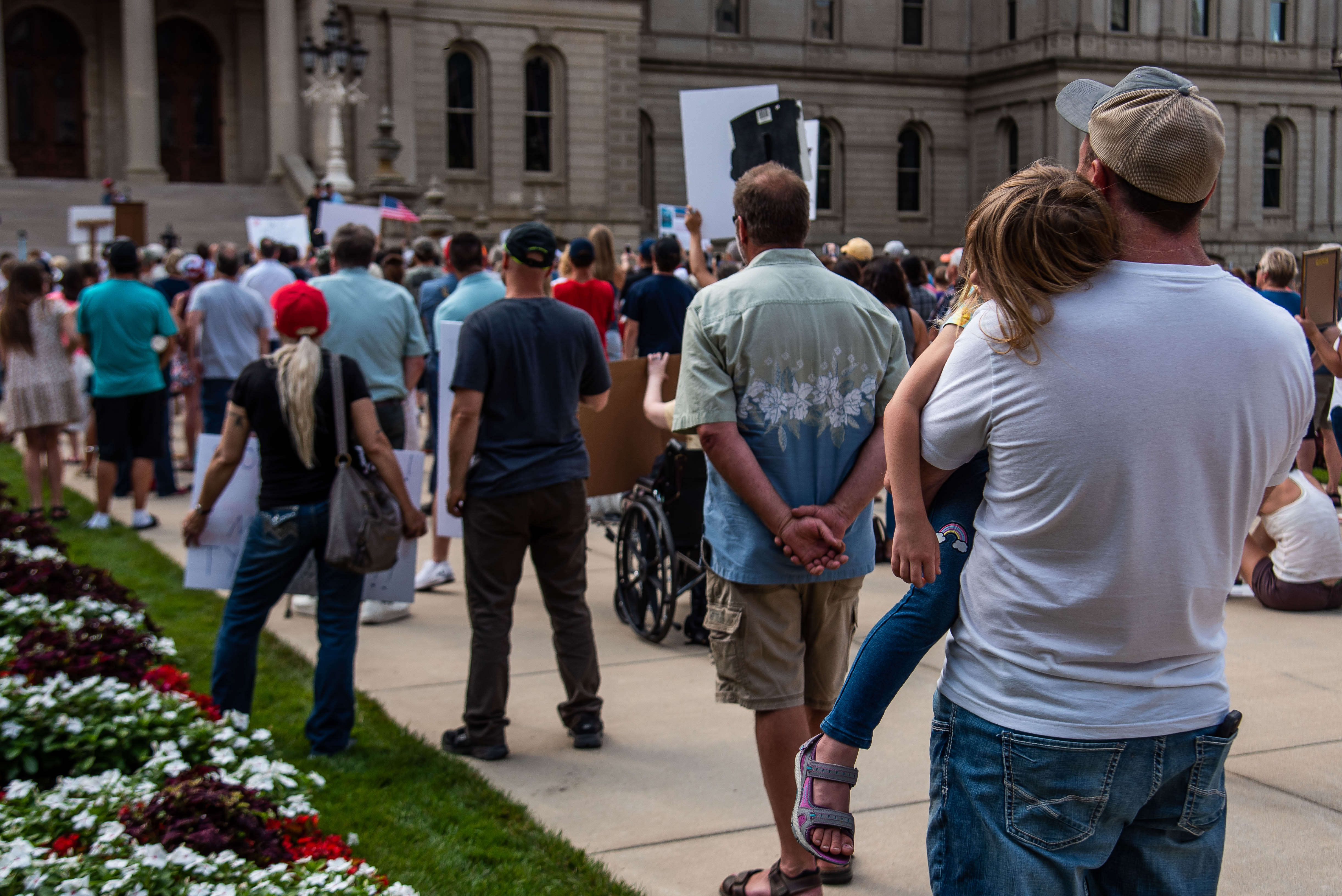 Hundreds gather outside Michigan Capitol for anti-vaccine mandate rally ...