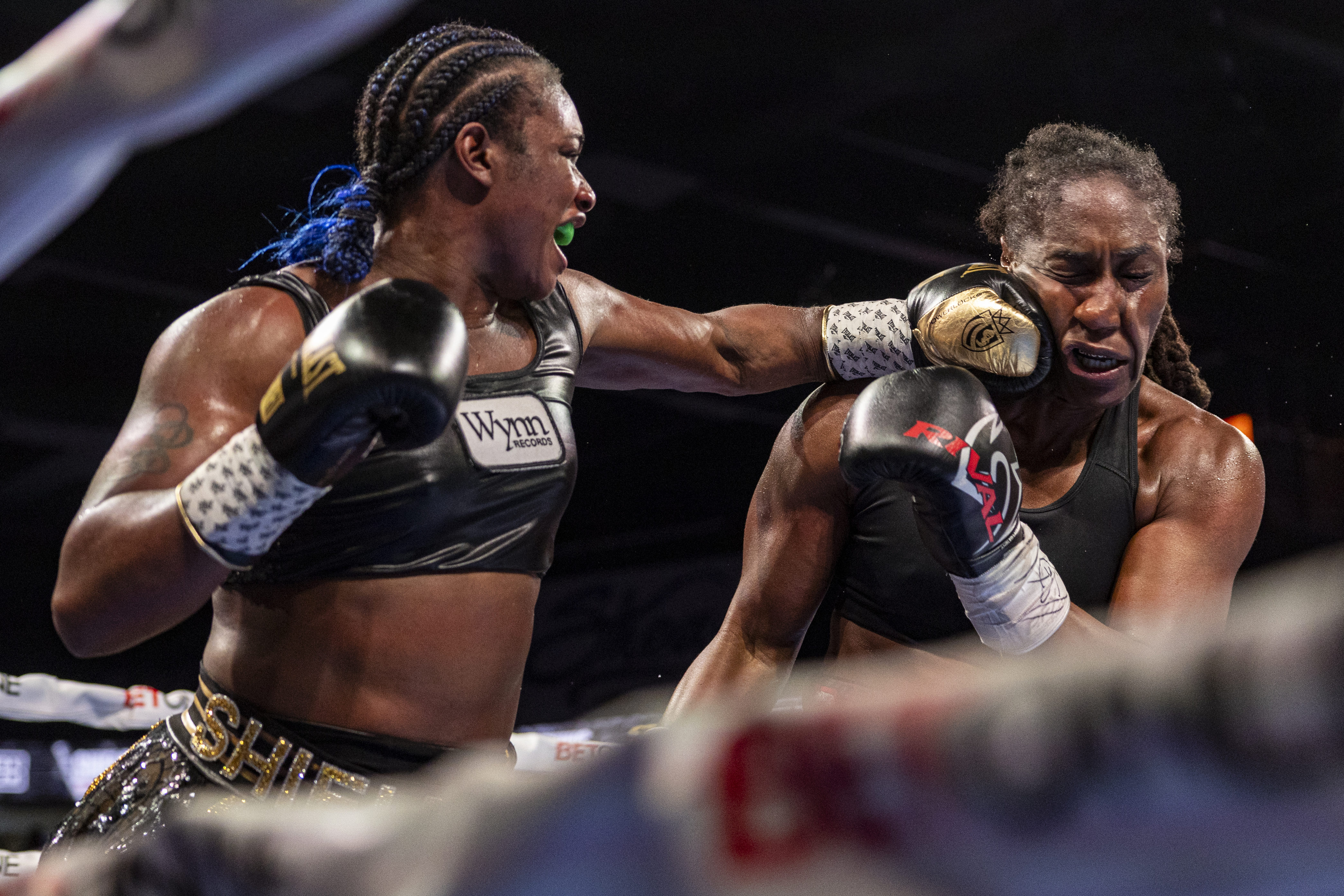 Claressa Shields drops Perkins, becomes undisputed heavyweight champ ...