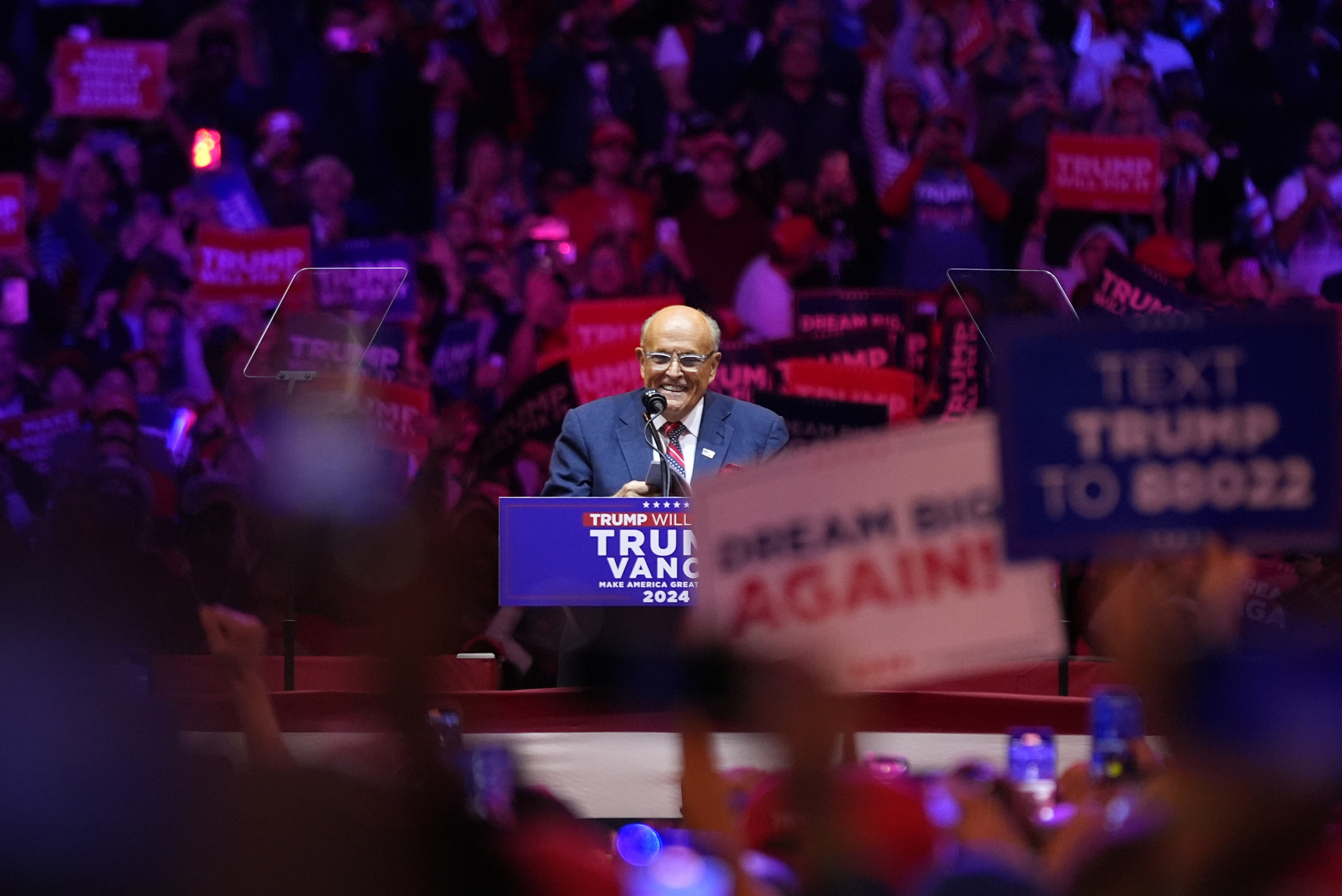 New Yorkers flock to Donald Trump's Madison Square Garden rally ...