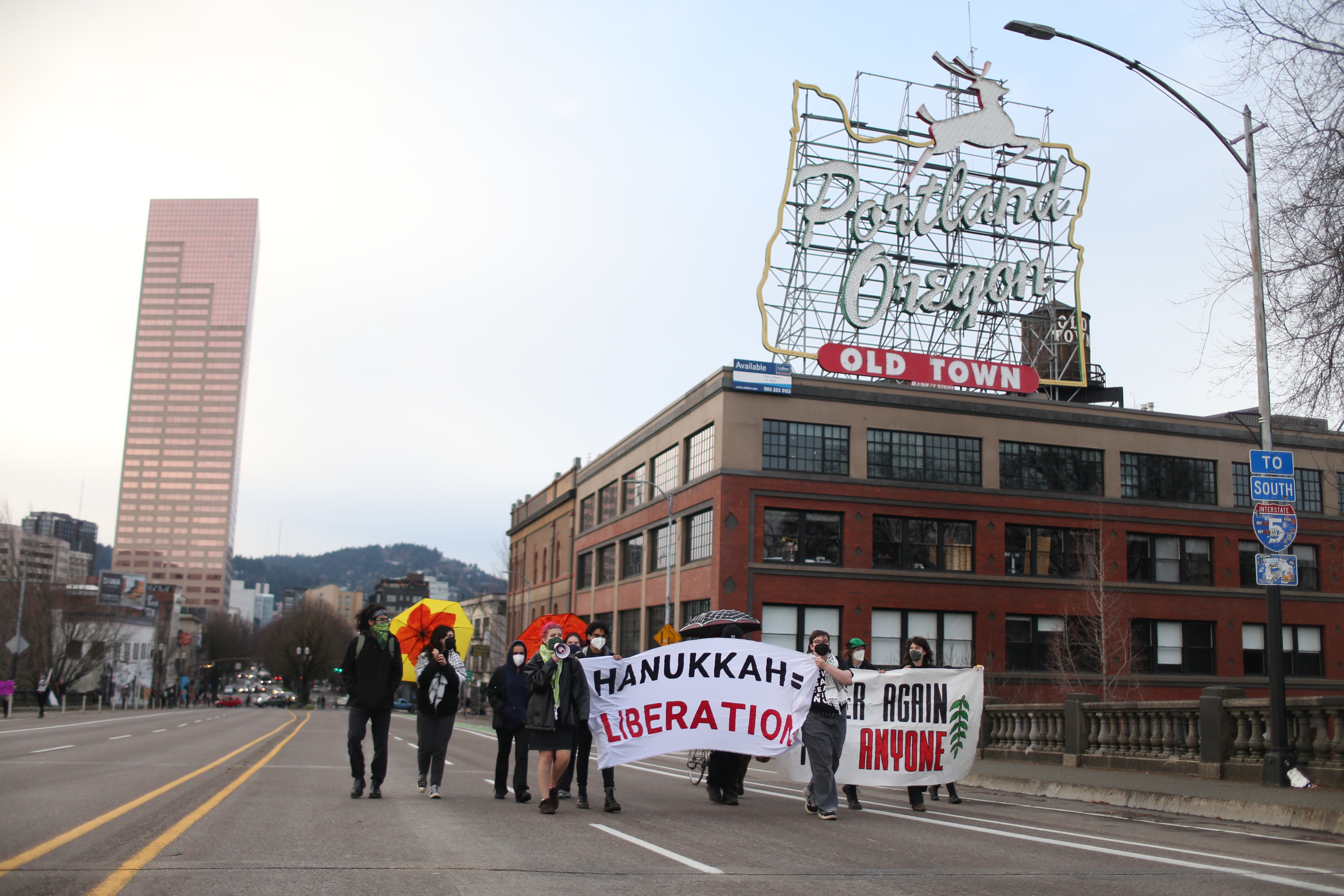 Jewish Voices for Peace gather on Burnside Bridge to demand a ceasefire ...