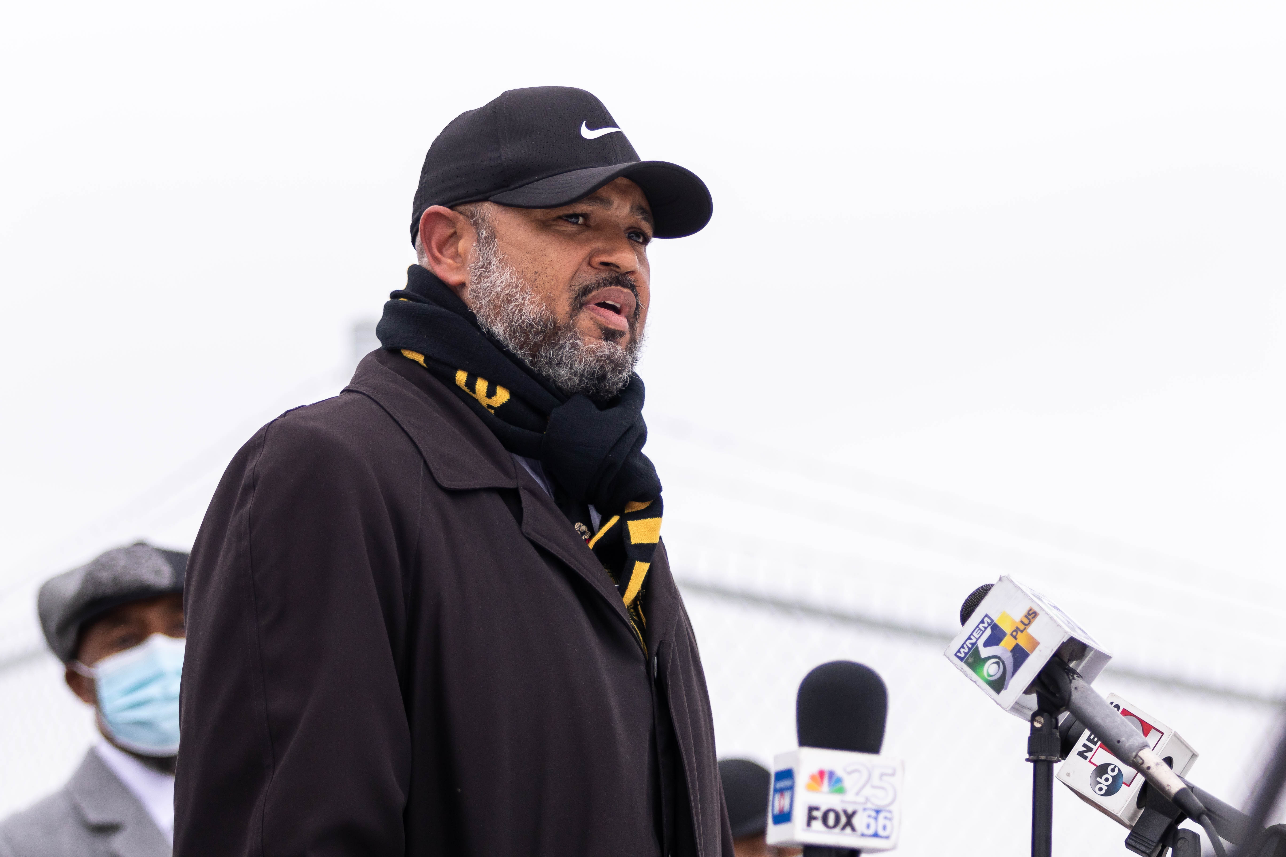 Flint citizens gather outside water plant to protest settlement on Jan ...