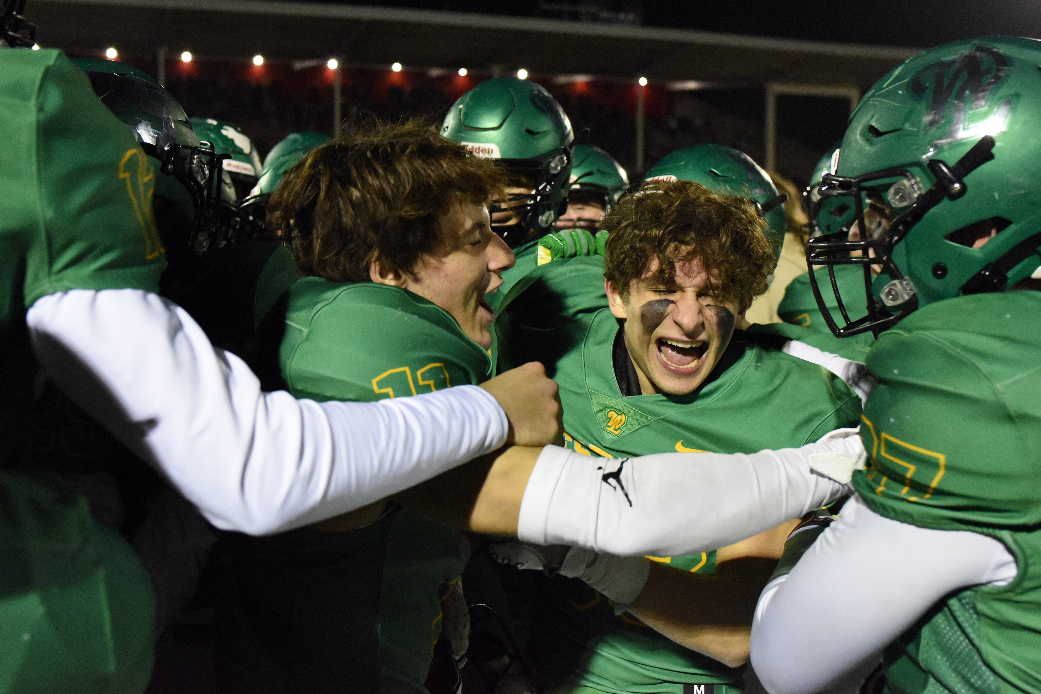 Lakeridge vs. West Linn in Oregon Class 6A football quarterfinals ...