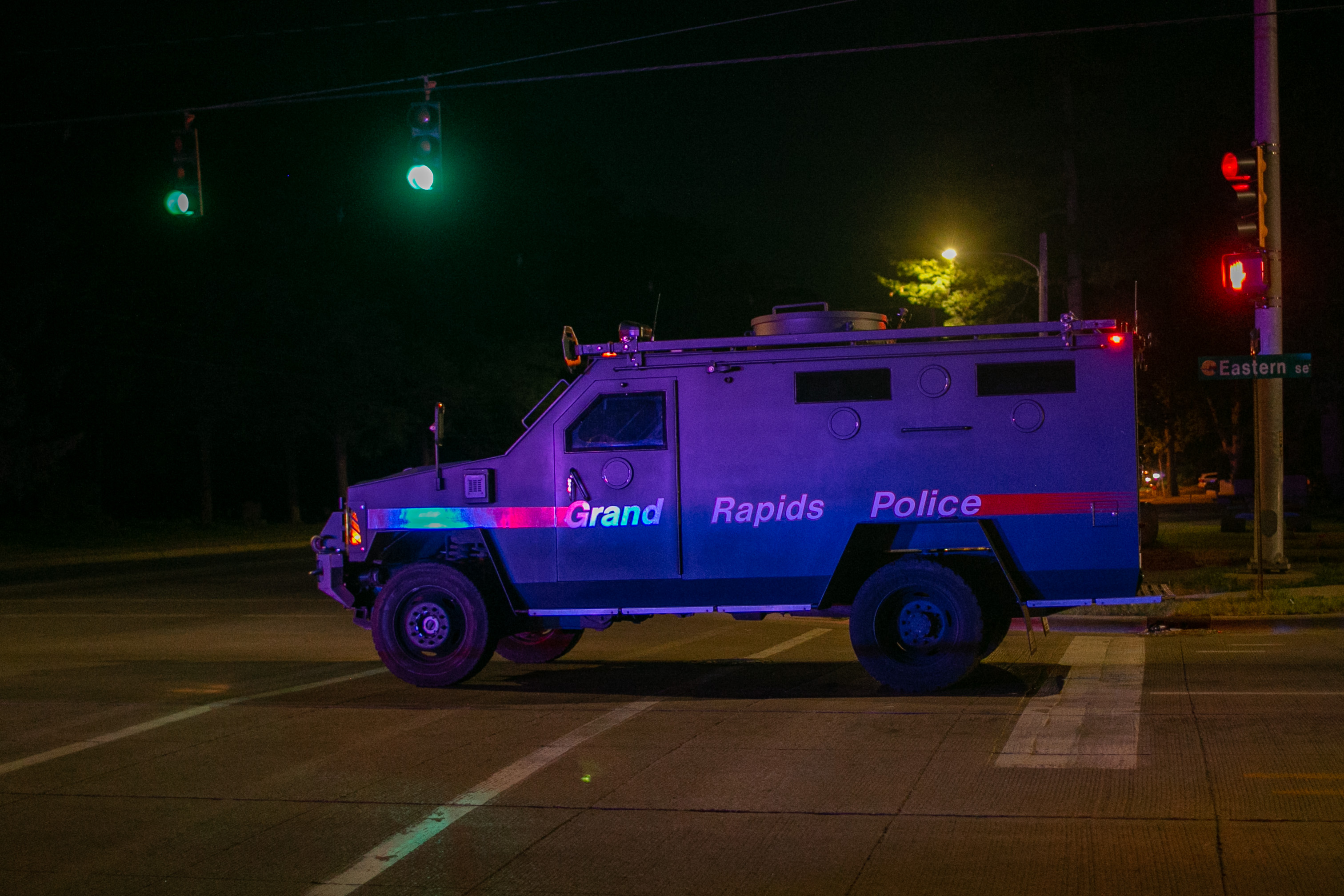 Police from several agencies respond to large scene in Grand Rapids ...