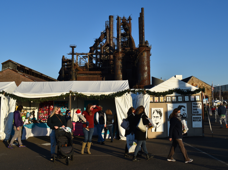 It's a jolly distanced Christmas, shopping outdoors in Bethlehem ...