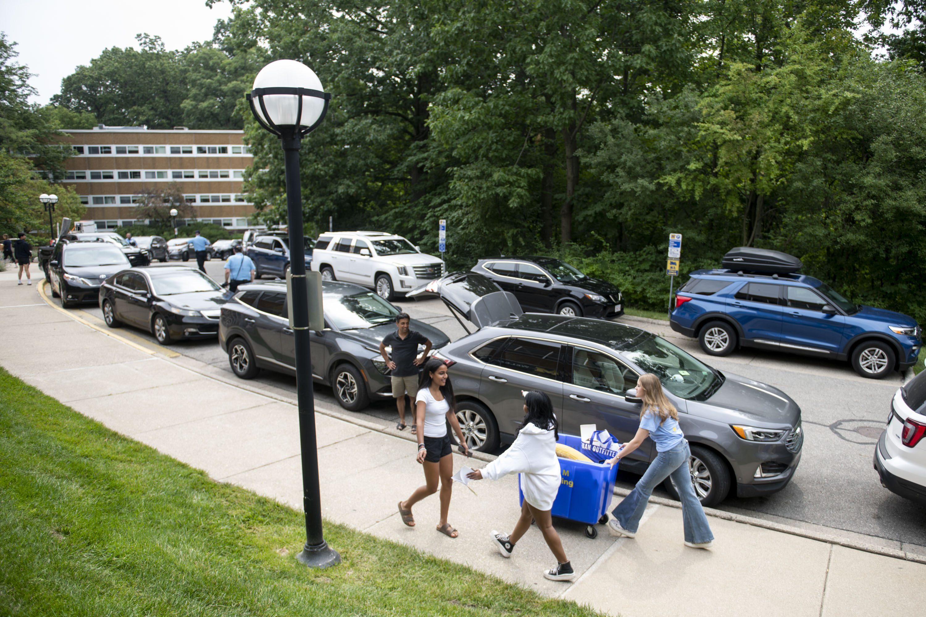 UM Move in Day 2023 - Students move in to Bursley Hall on North Campus ...