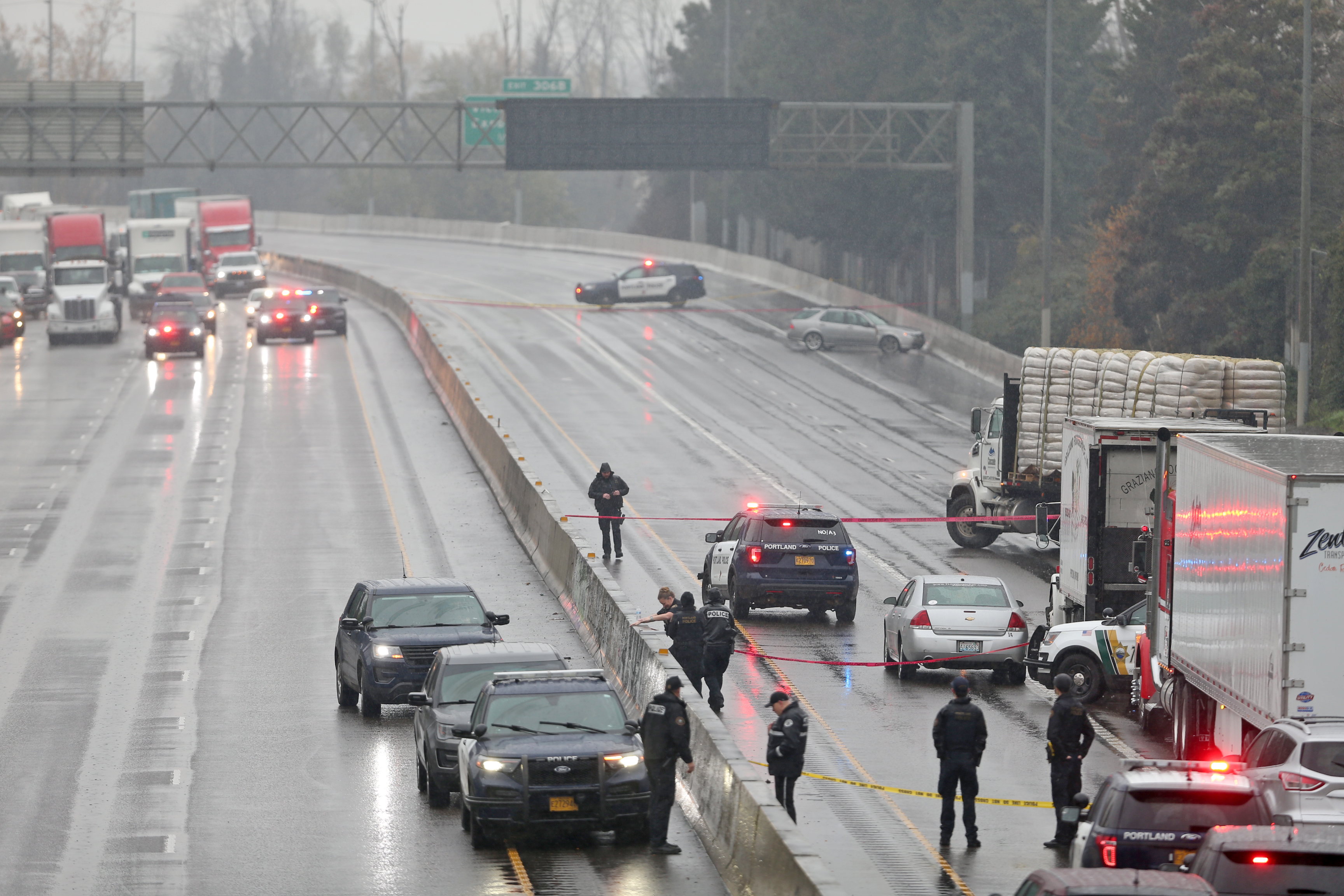 I-5 closed in N. Portland amid large police response (WARNING: Graphic ...