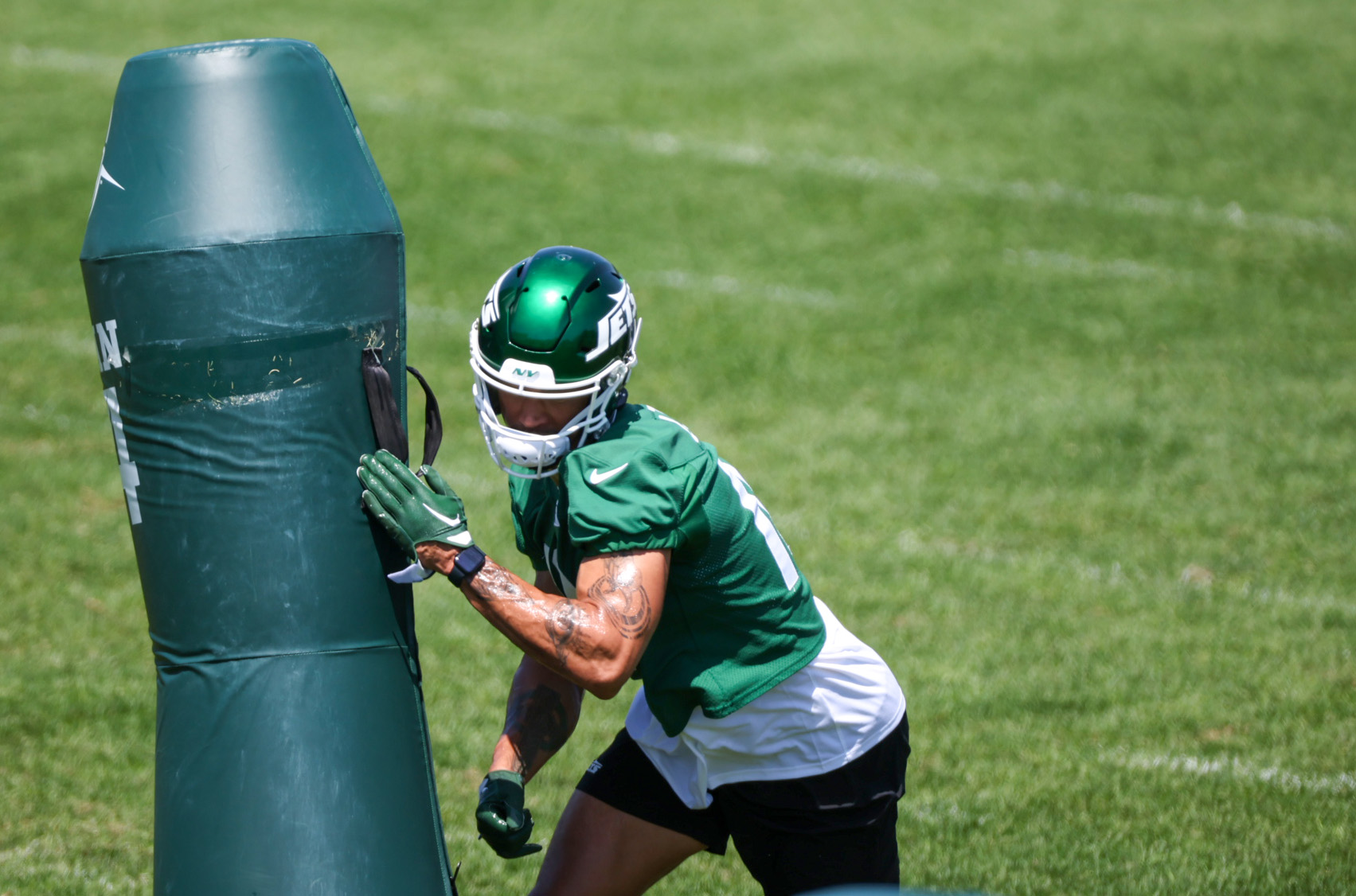 Quarterback Aaron Rodgers practices at New York Jets OTAs - nj.com