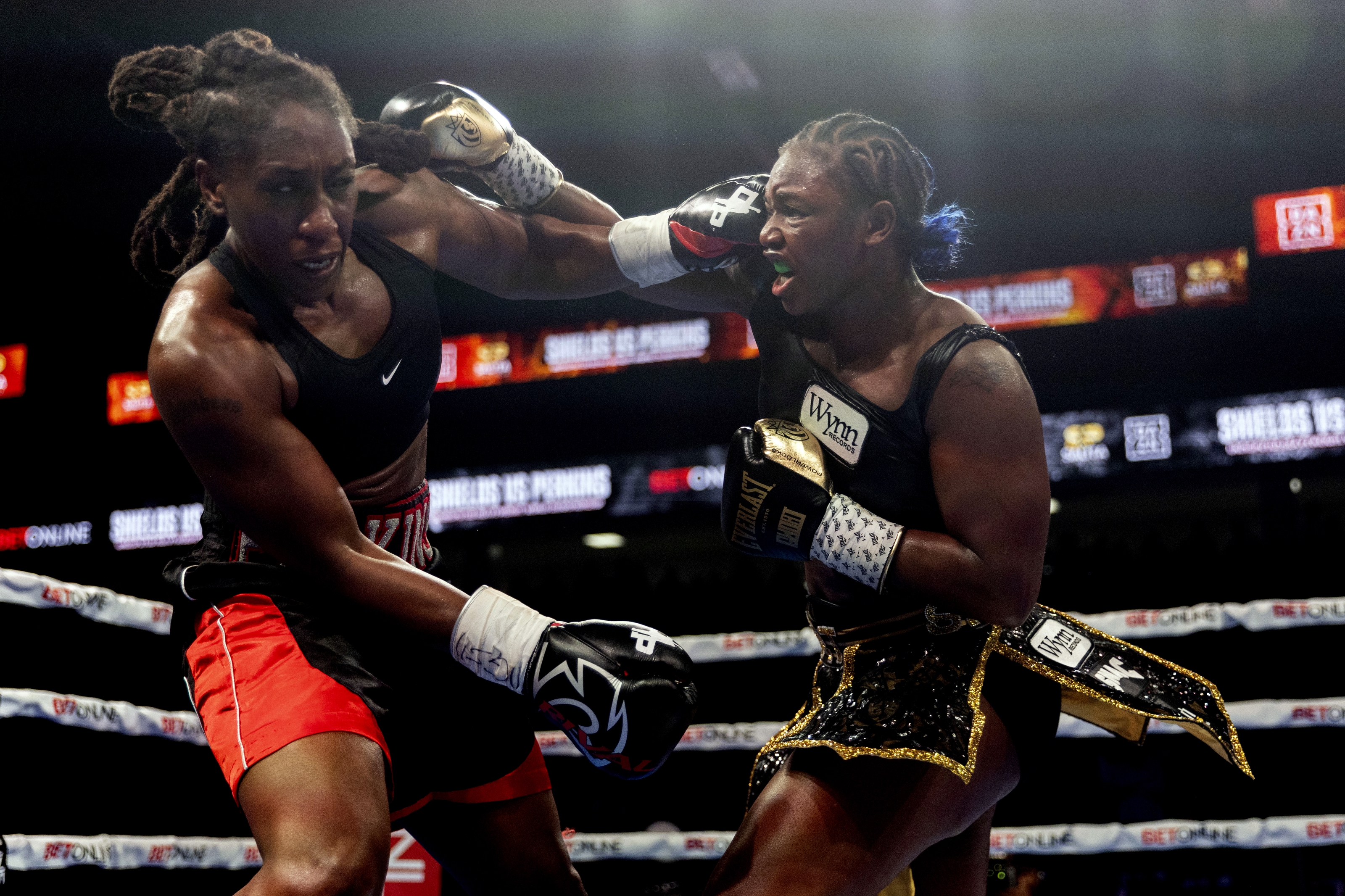 Claressa Shields drops Perkins, becomes undisputed heavyweight champ ...