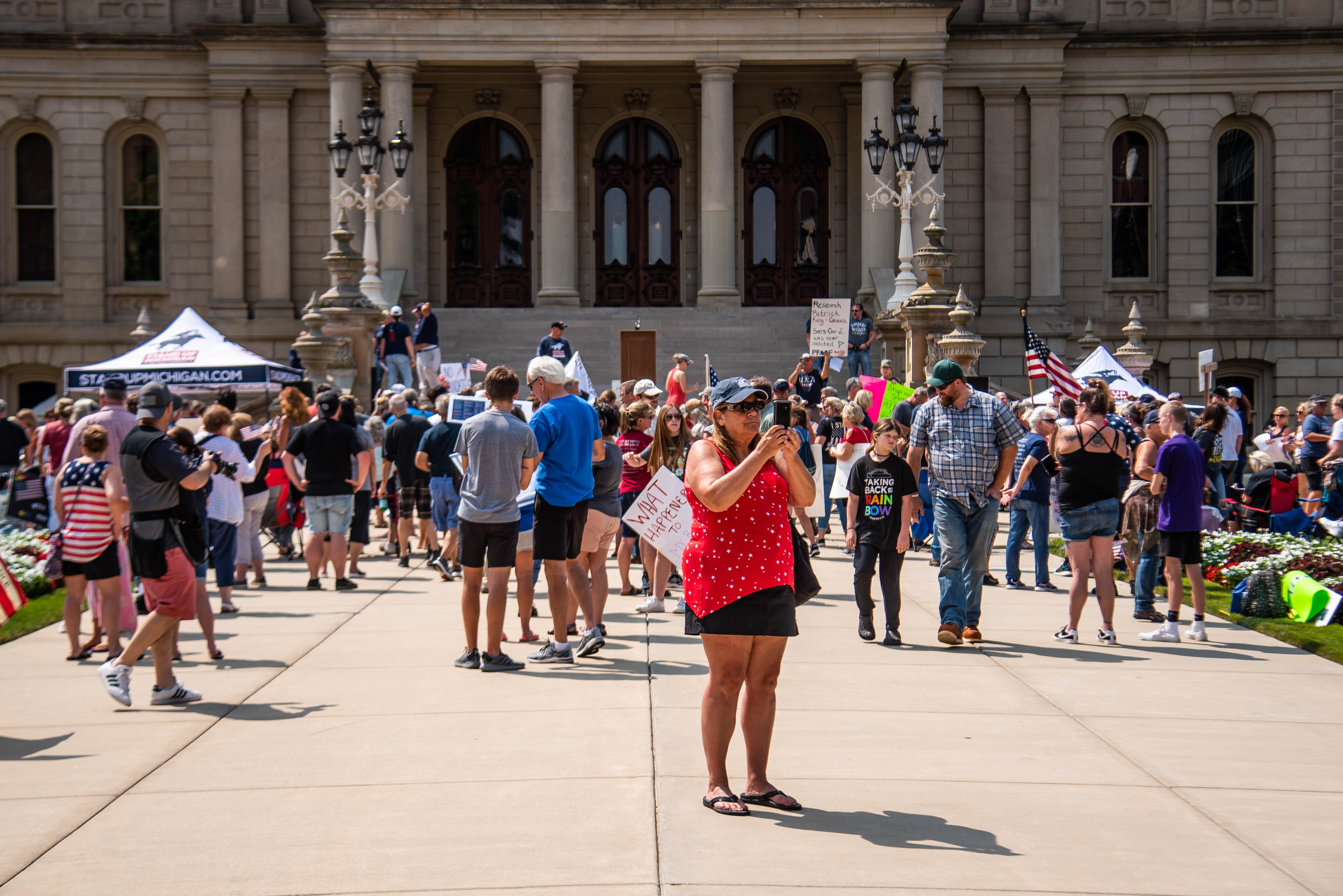 Hundreds gather outside Michigan Capitol for anti-vaccine mandate rally ...