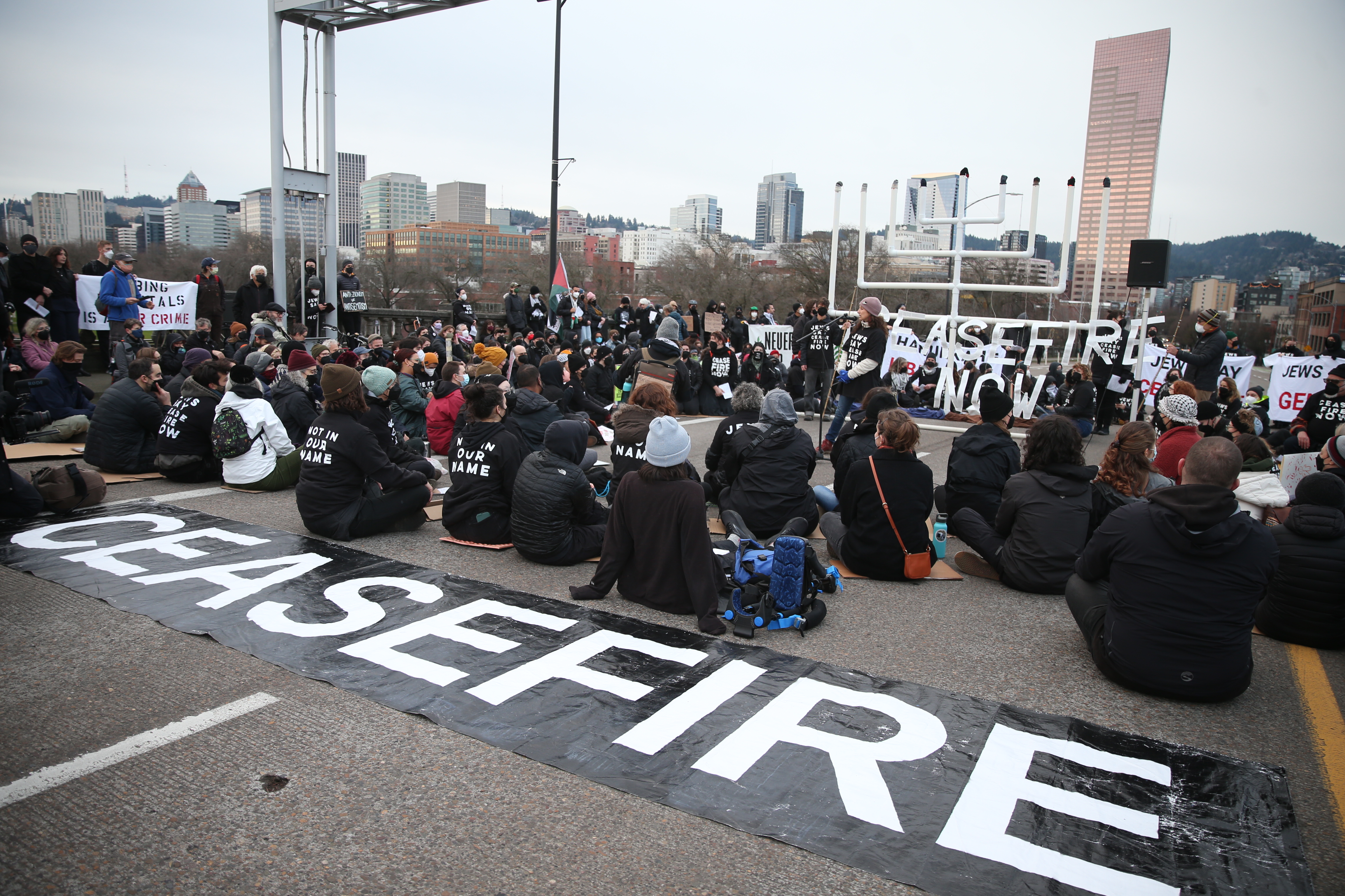 Jewish Voices for Peace gather on Burnside Bridge to demand a ceasefire ...