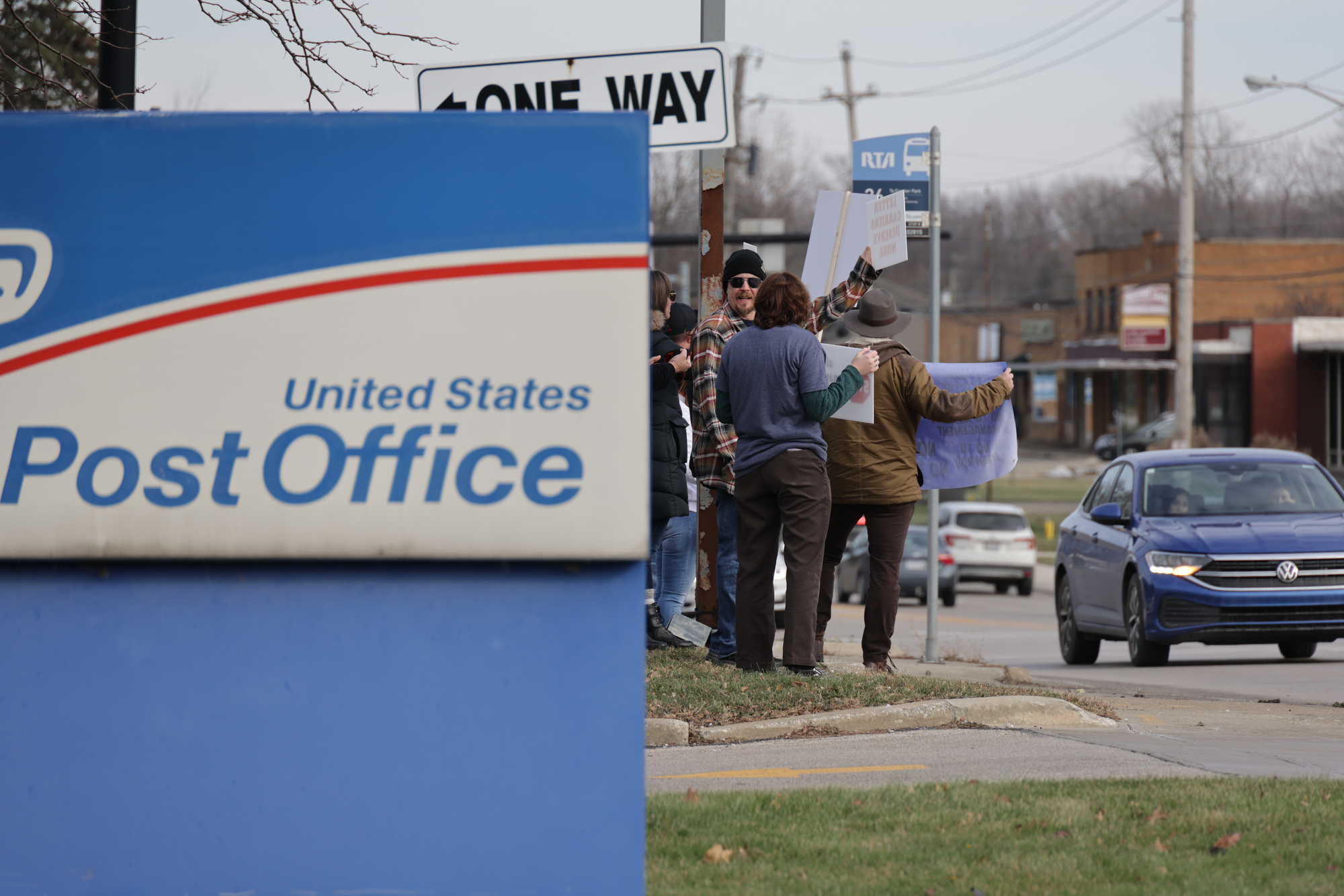 USPS workers in Westlake rally outside post office - cleveland.com