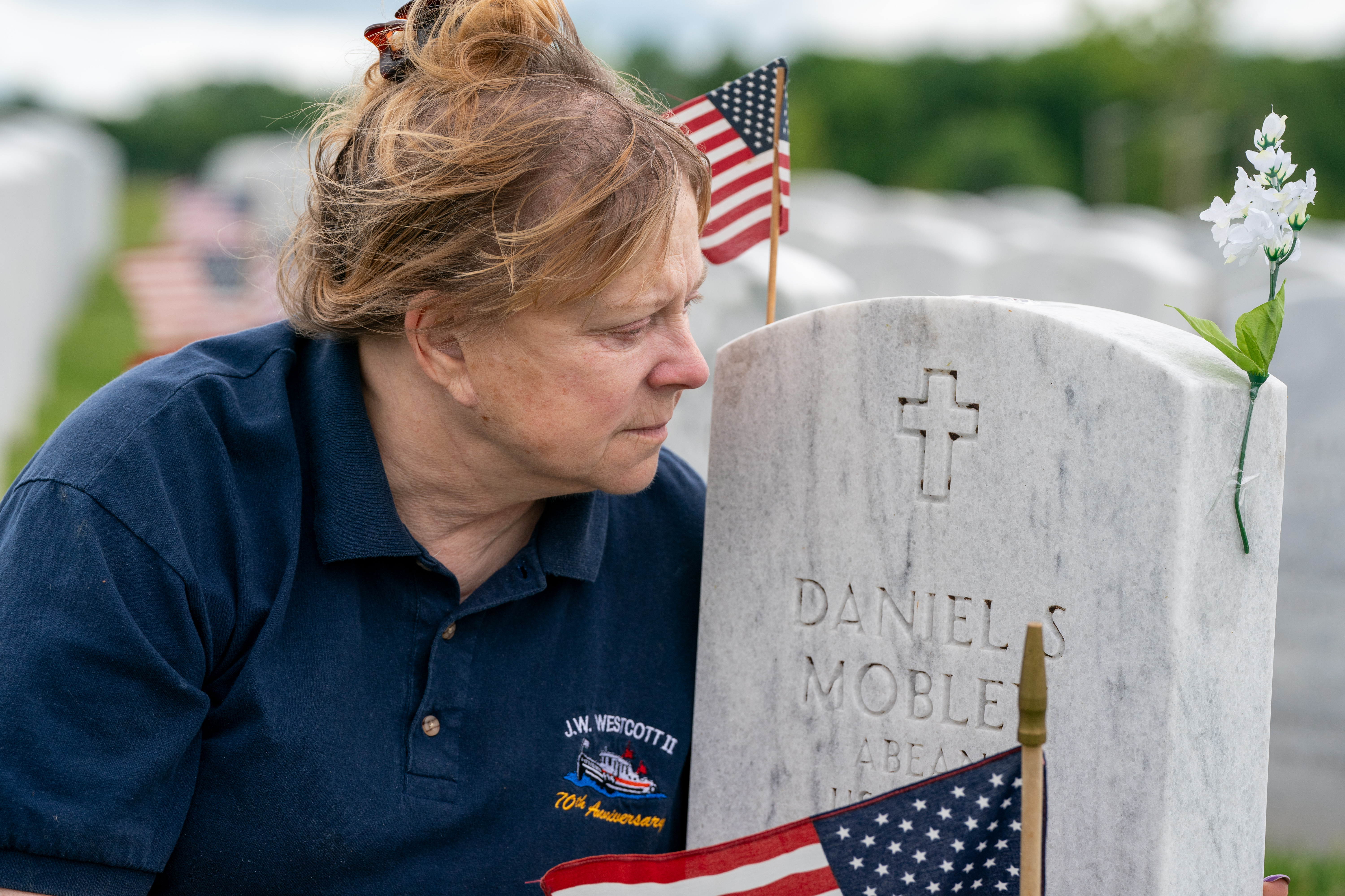 People honors their beloved veterans at Great Lakes National Cemetery ...
