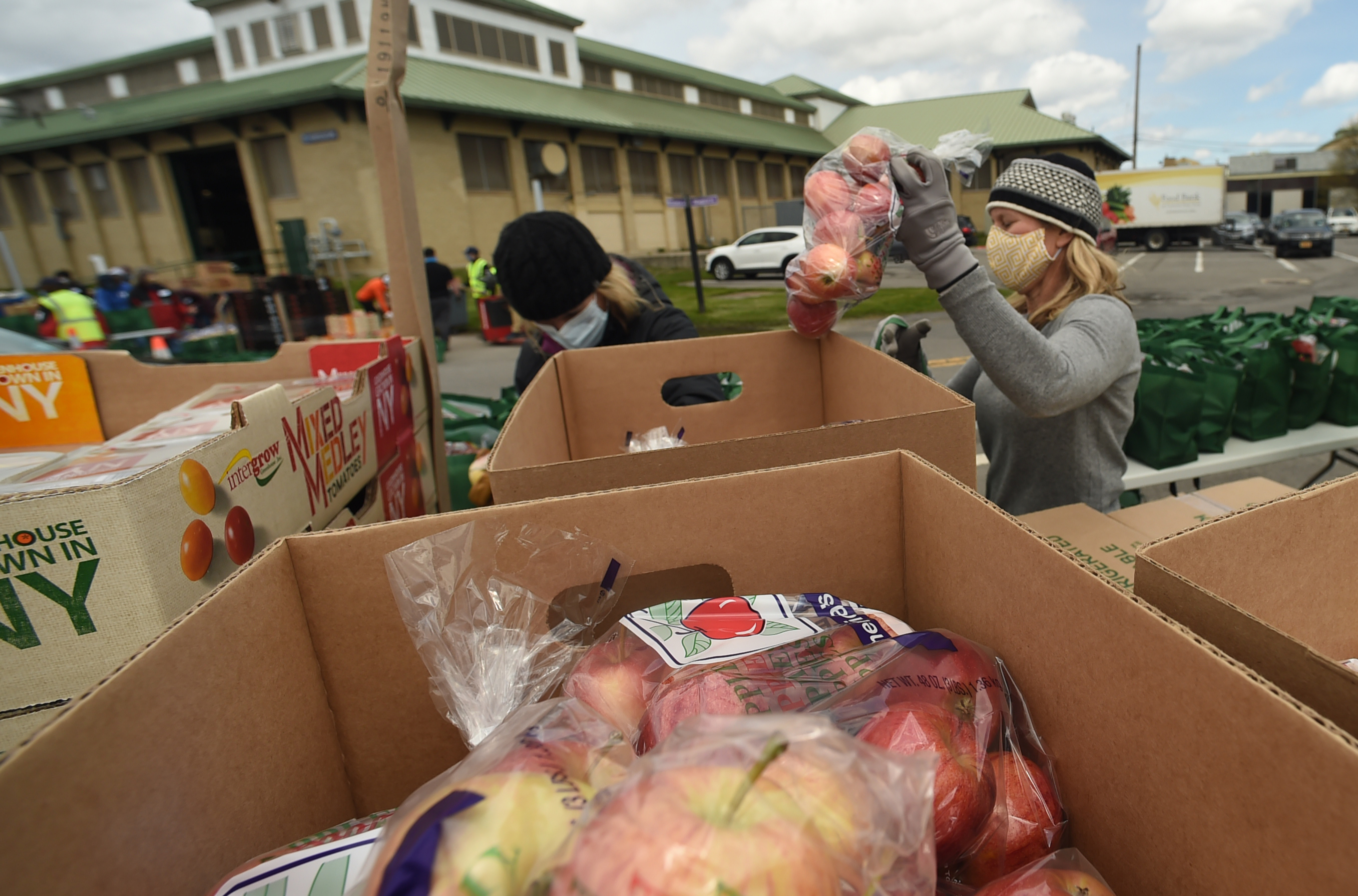 The Food Bank of CNY gives 59,000 pounds of food to 1,000 people at ...