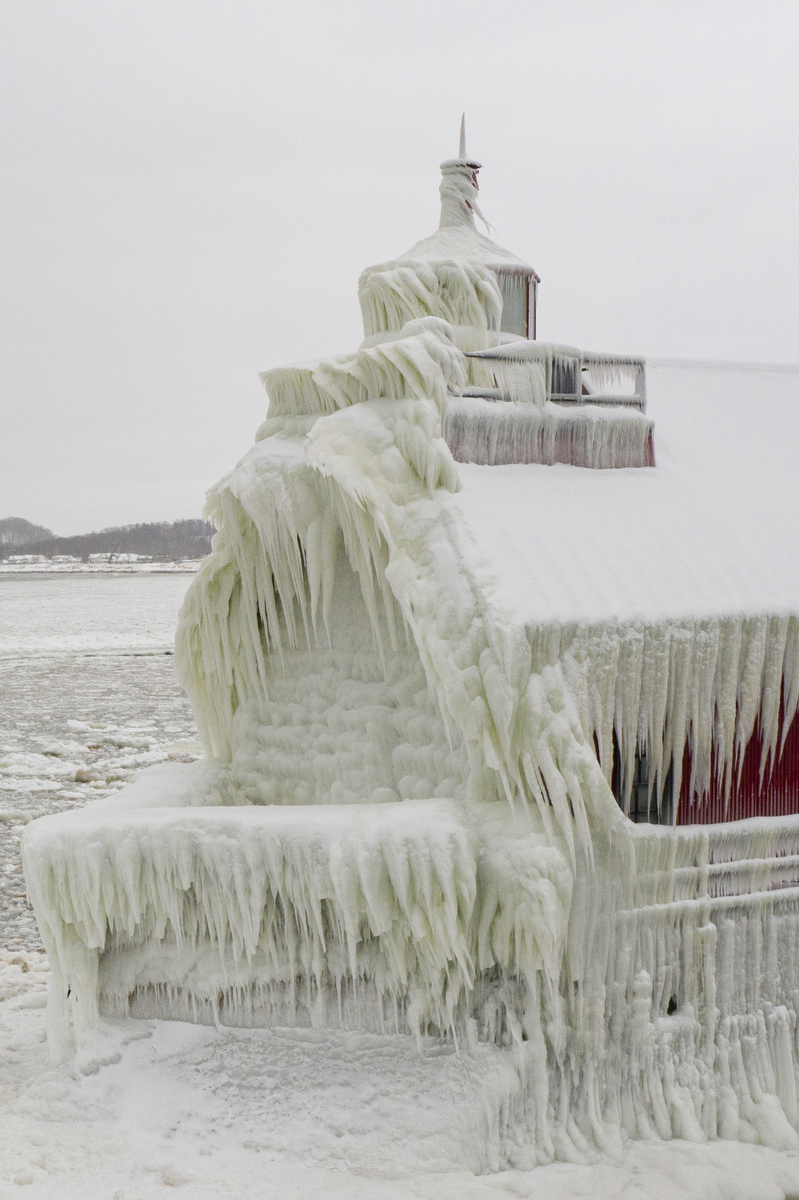 Ice Covered Lighthouse In Michigan Fantastic Frozen Lighthouses In