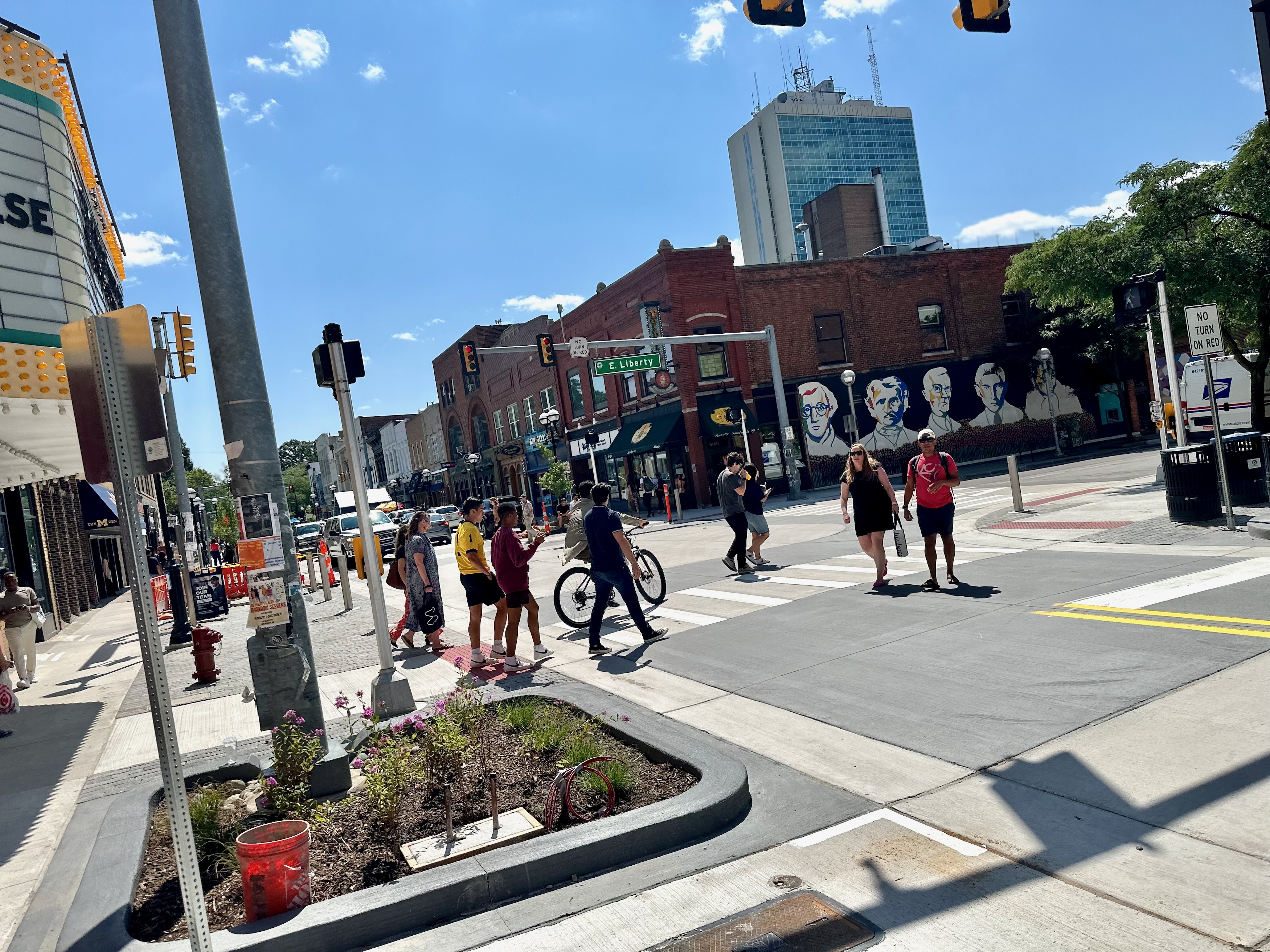 Ann Arbor's new curbless-design State Street, now open to traffic ...